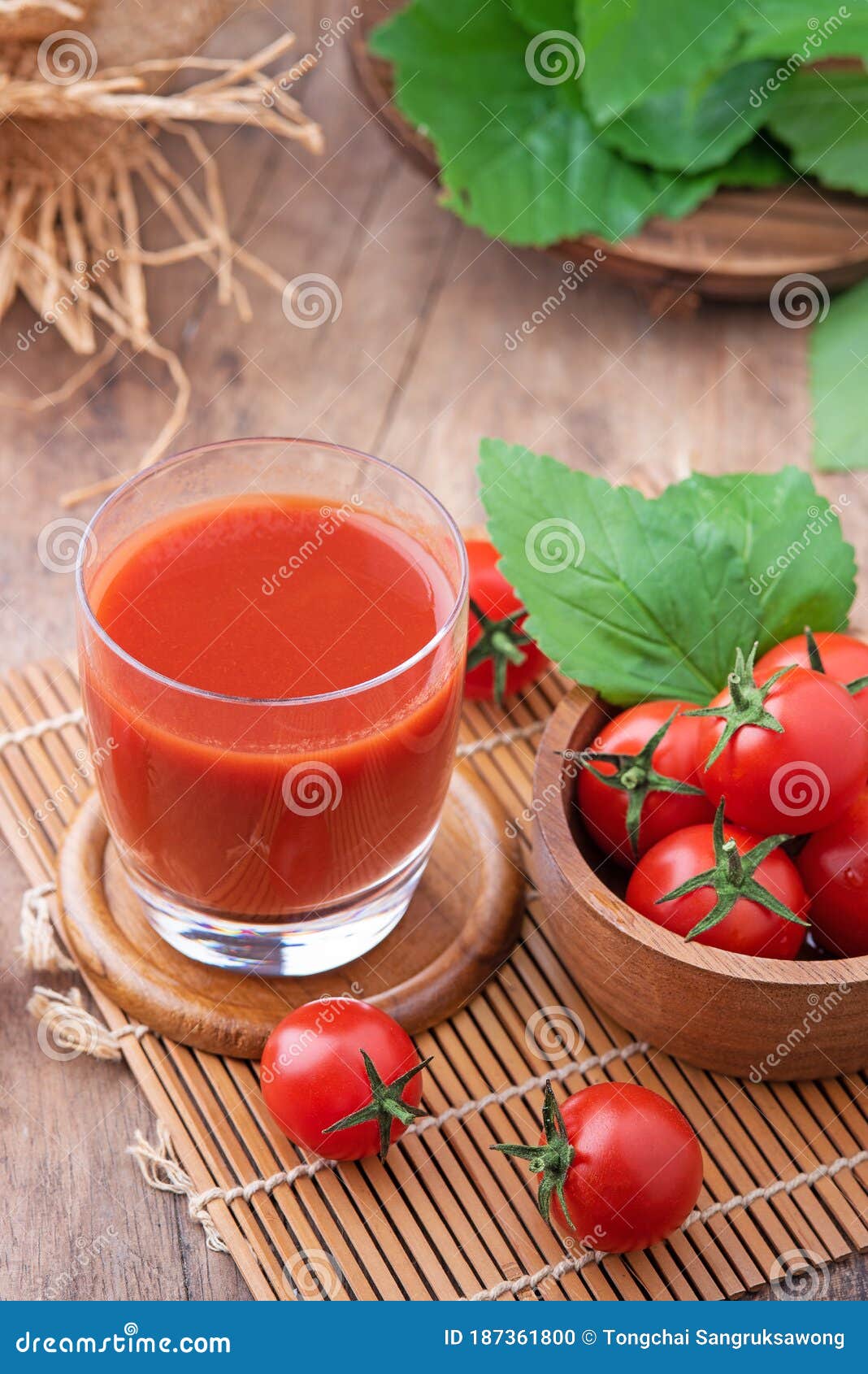 Sumo De Tomate. Copo De Suco De Tomate Com Legumes Em Fundo De Madeira ...