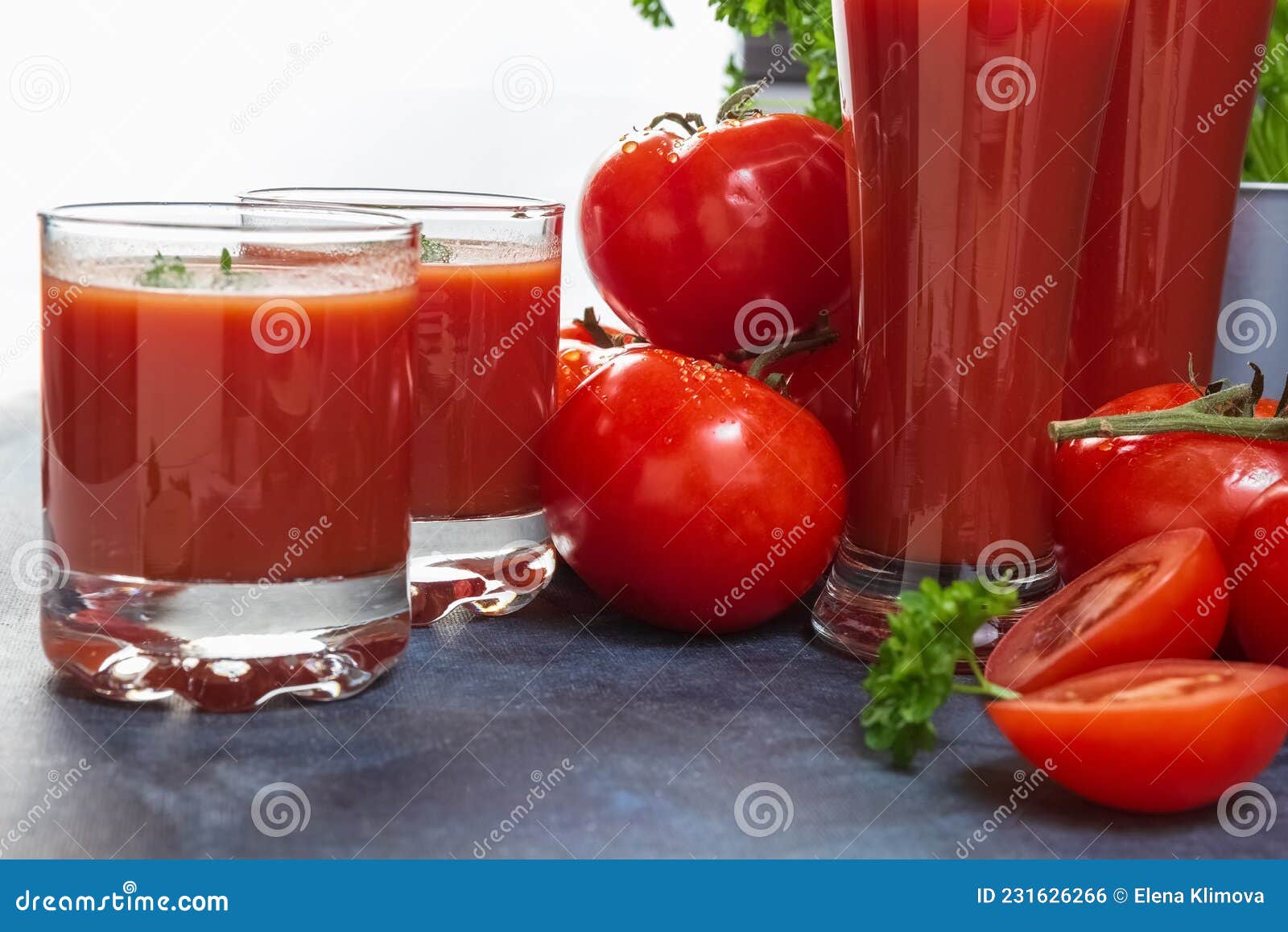 Sumo De Tomate Em Copos Tomate E Salsa Em Uma Mesa. Foto de Stock ...