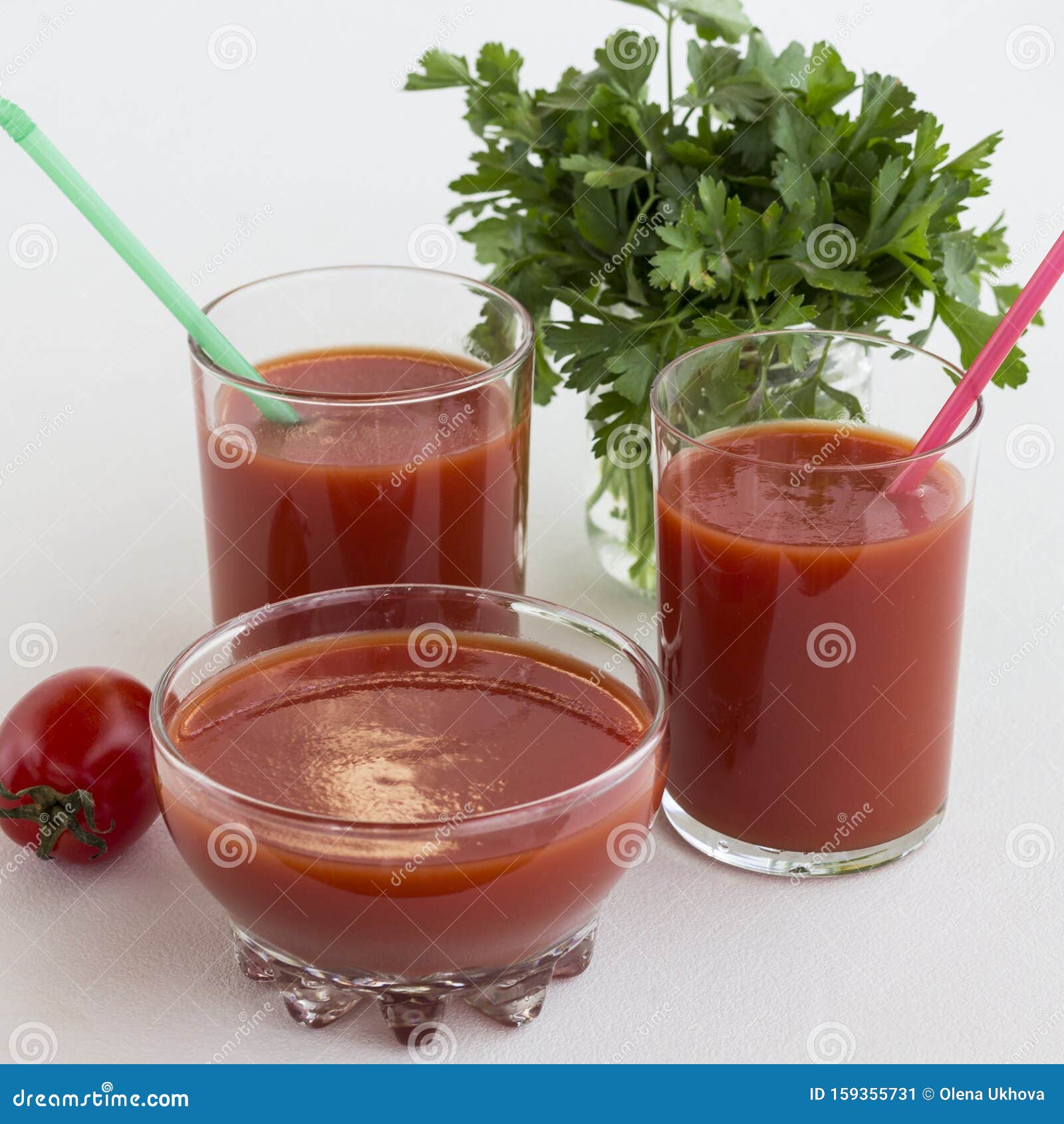 Sumo De Tomate, Tomate, Monte De Salsa Verde Sobre Fundo Branco Imagem ...