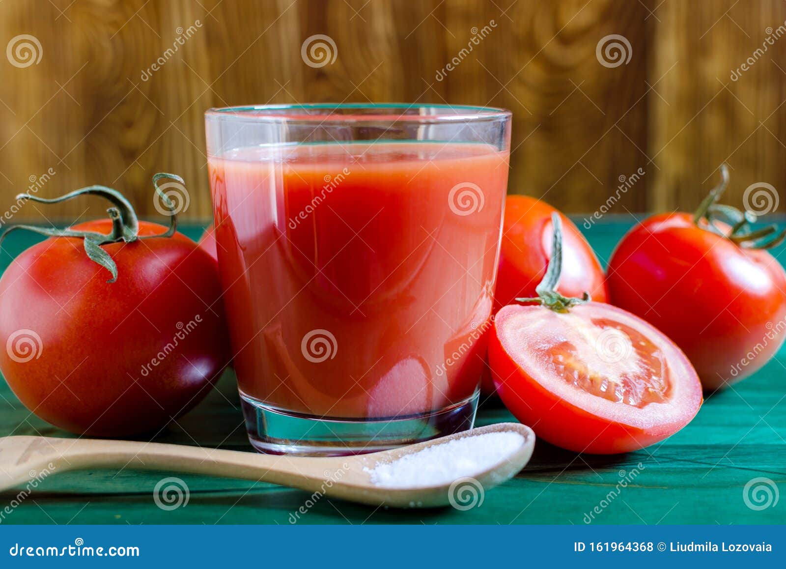 Sumo De Tomate Num Copo Salgado Tomate No Fundo Com Nitidez No Primeiro ...