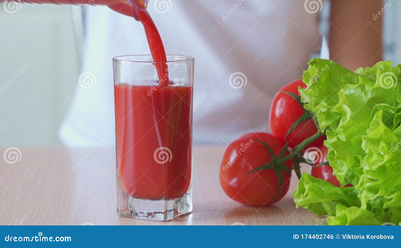 Sumo De Tomate Que Sai Da Jarra Para Um Copo. Filme - Vídeo de vidro ...