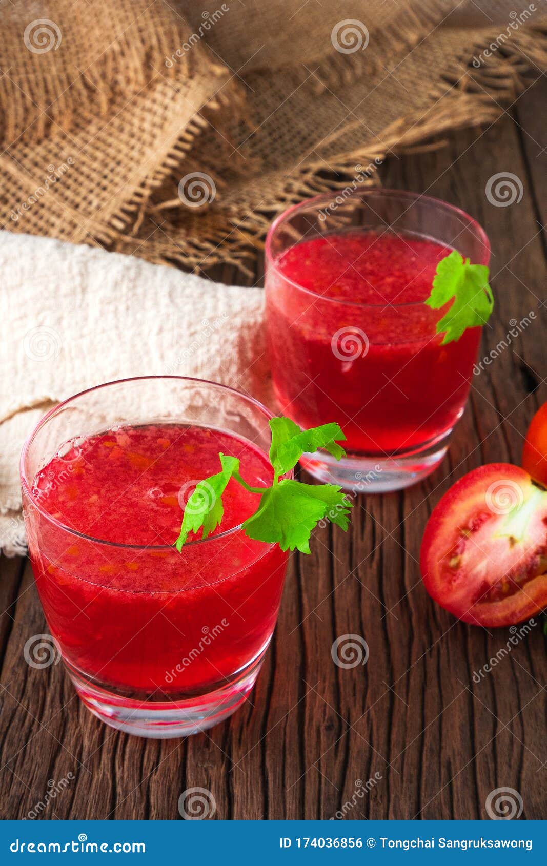 Sumo De Tomate Vidro De Sumo De Tomate Com Legumes Em Fundo De Madeira ...