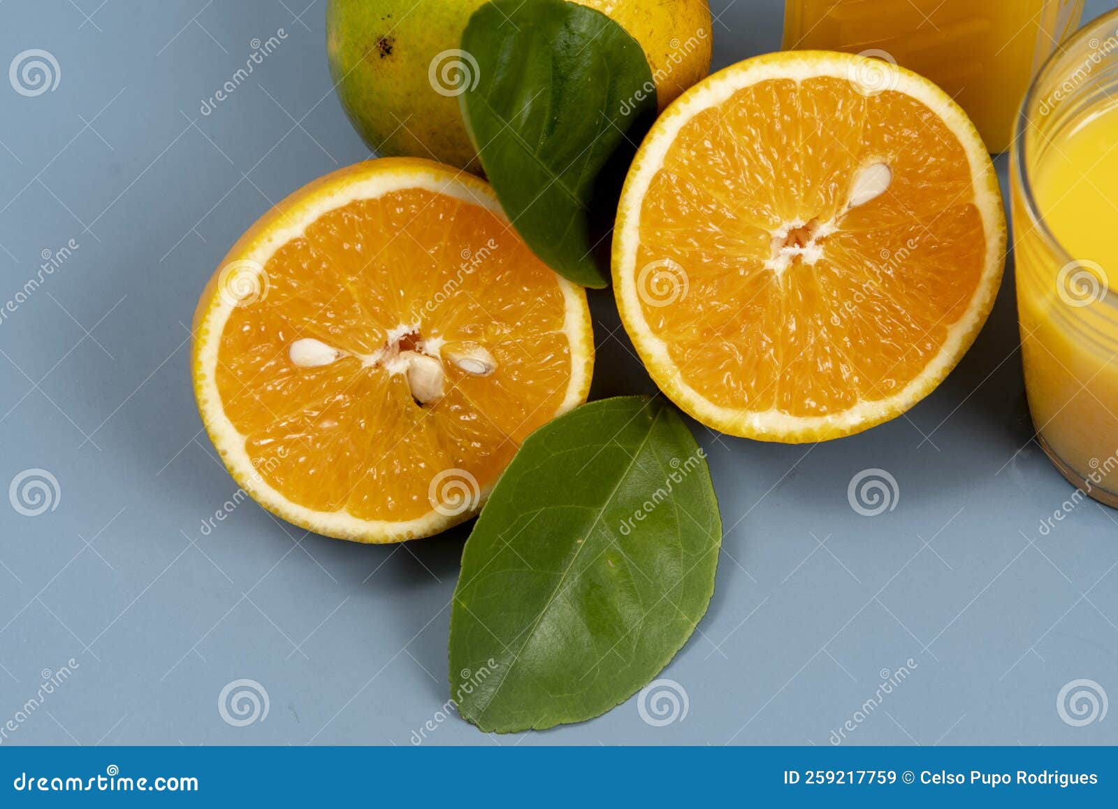 Sumo Natural De Laranja No Copo Com Garrafa De Lado Imagem de Stock ...