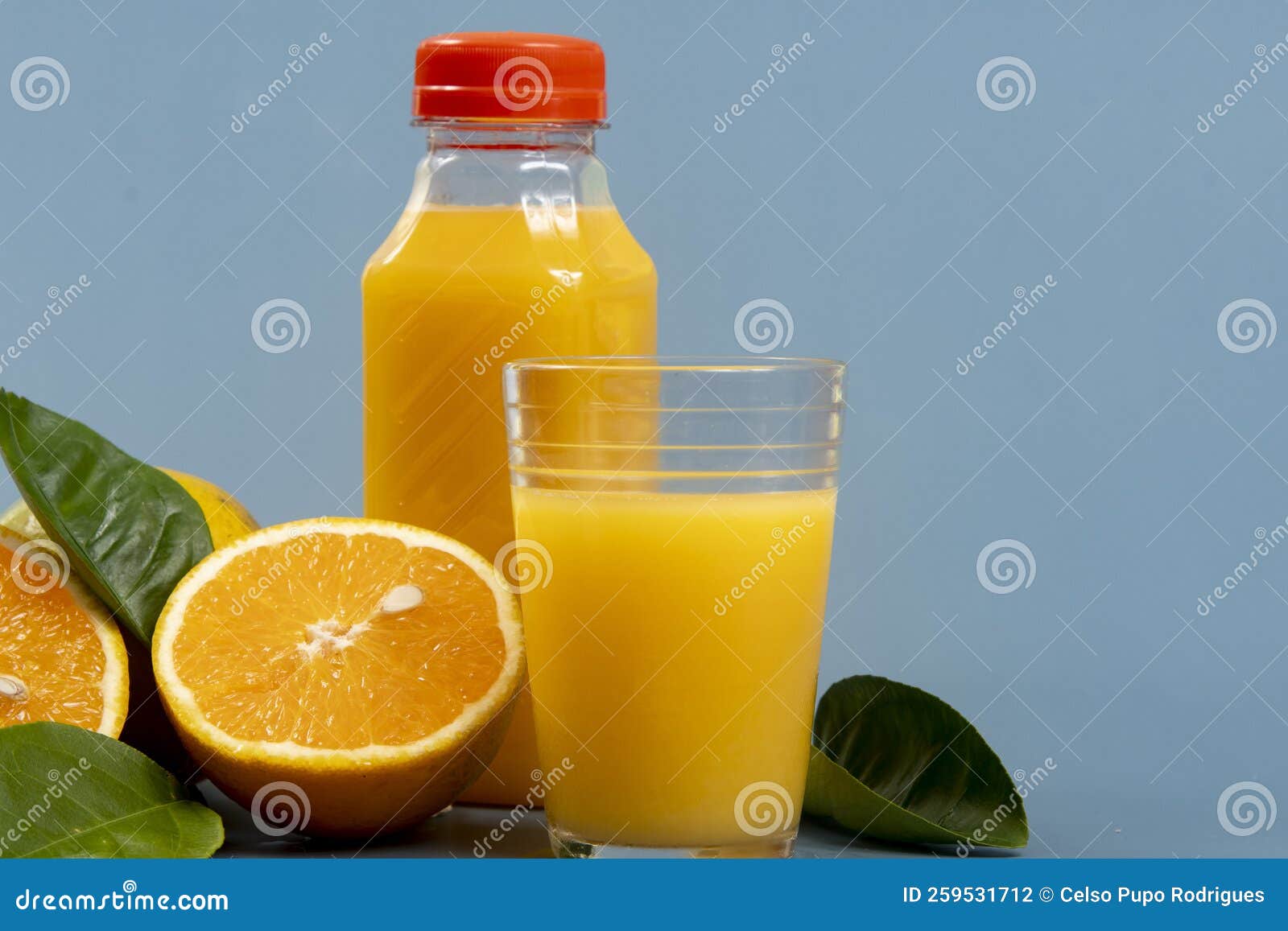 Sumo Natural De Laranja No Copo Com Garrafa De Lado. Foto de Stock ...