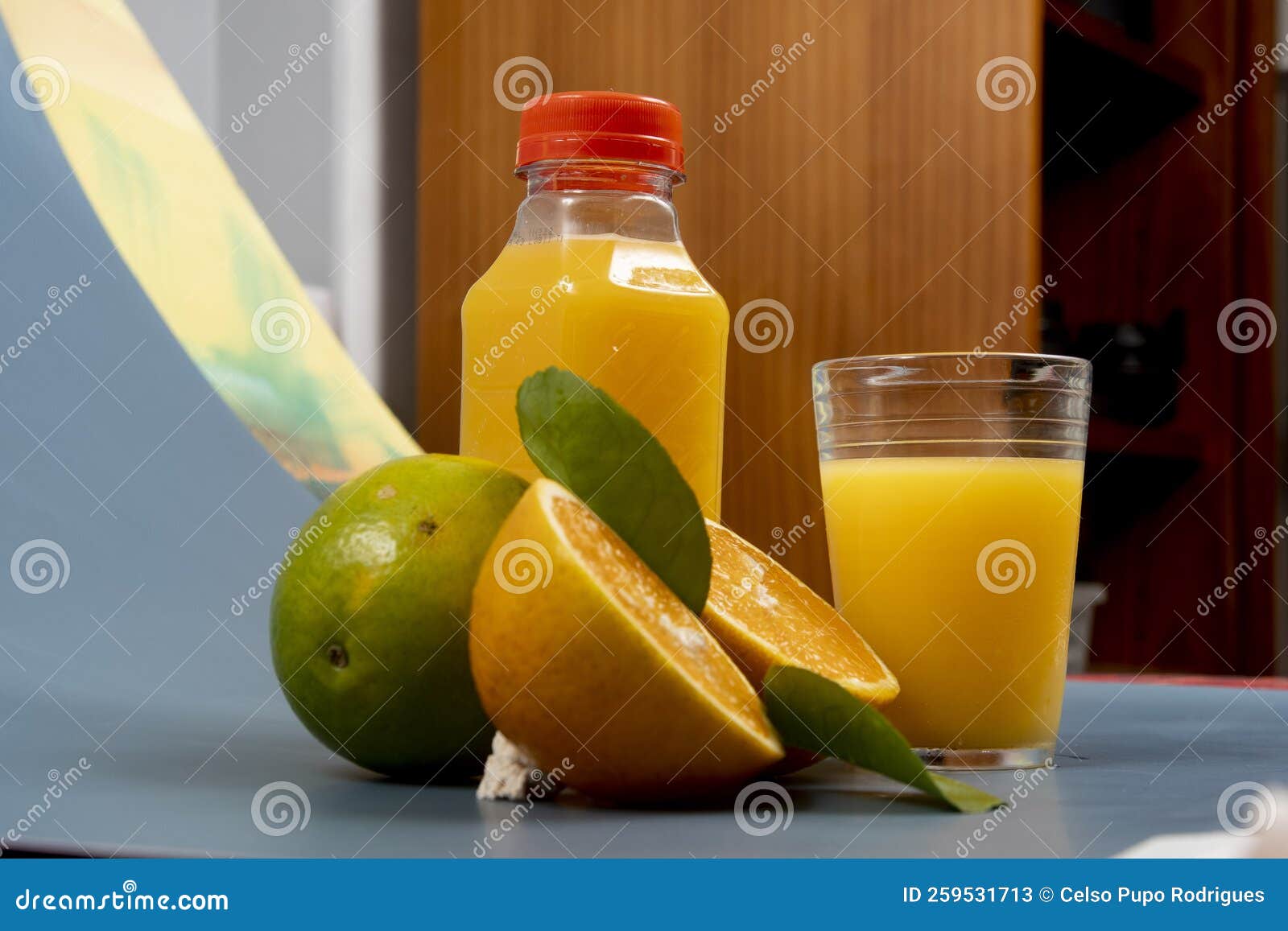 Sumo Natural De Laranja No Copo Com Garrafa De Lado. Imagem de Stock ...