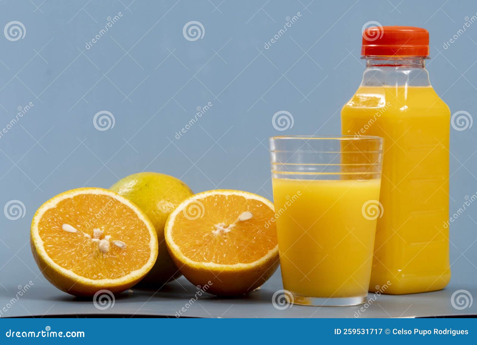 Sumo Natural De Laranja No Copo Com Garrafa De Lado. Imagem de Stock ...