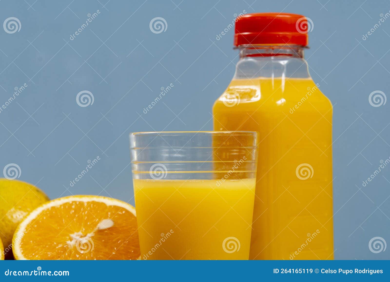 Sumo Natural De Laranja No Copo Imagem de Stock - Imagem de citrino ...