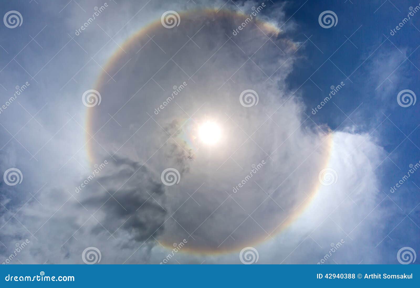 Sun Avec L'arc-en-ciel Circulaire Photo stock - Image du scénique ...