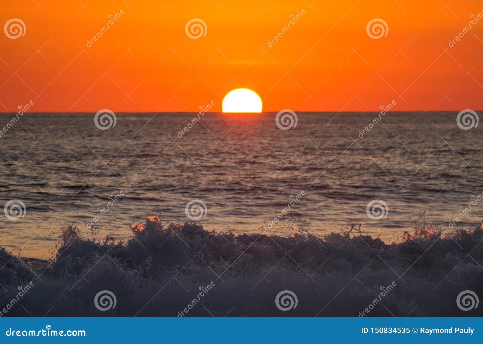 Sun Going Down on the Ocean Stock Image - Image of color, waves: 150834535