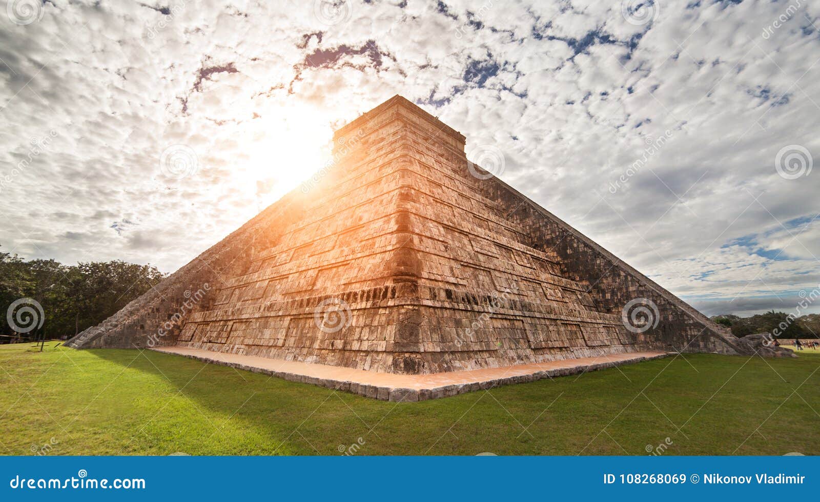 Mayan Pyramid of Kukulcan El Castillo. Chichen-Itza, Mexico Stock Image ...