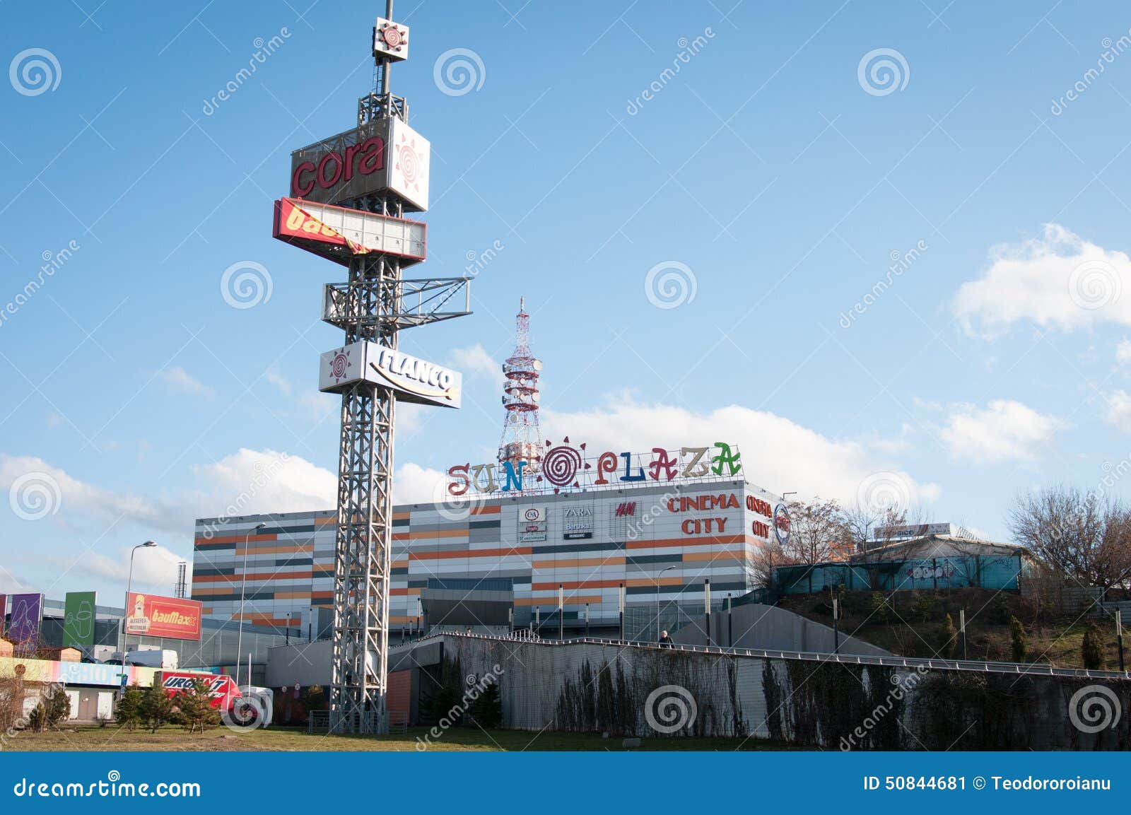 Sun plaza mall editorial photo. Image of entrance, grass - 50844681