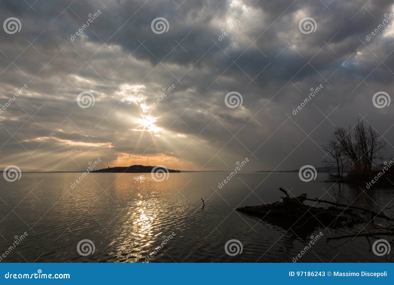 Sun rays over a lake stock image. Image of horizon, luce - 97186243