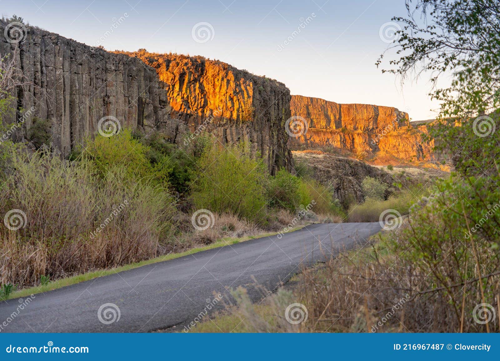 Sun Rays Touching Cliff at Dawn in Sun Lakes Dry Falls State Park ...