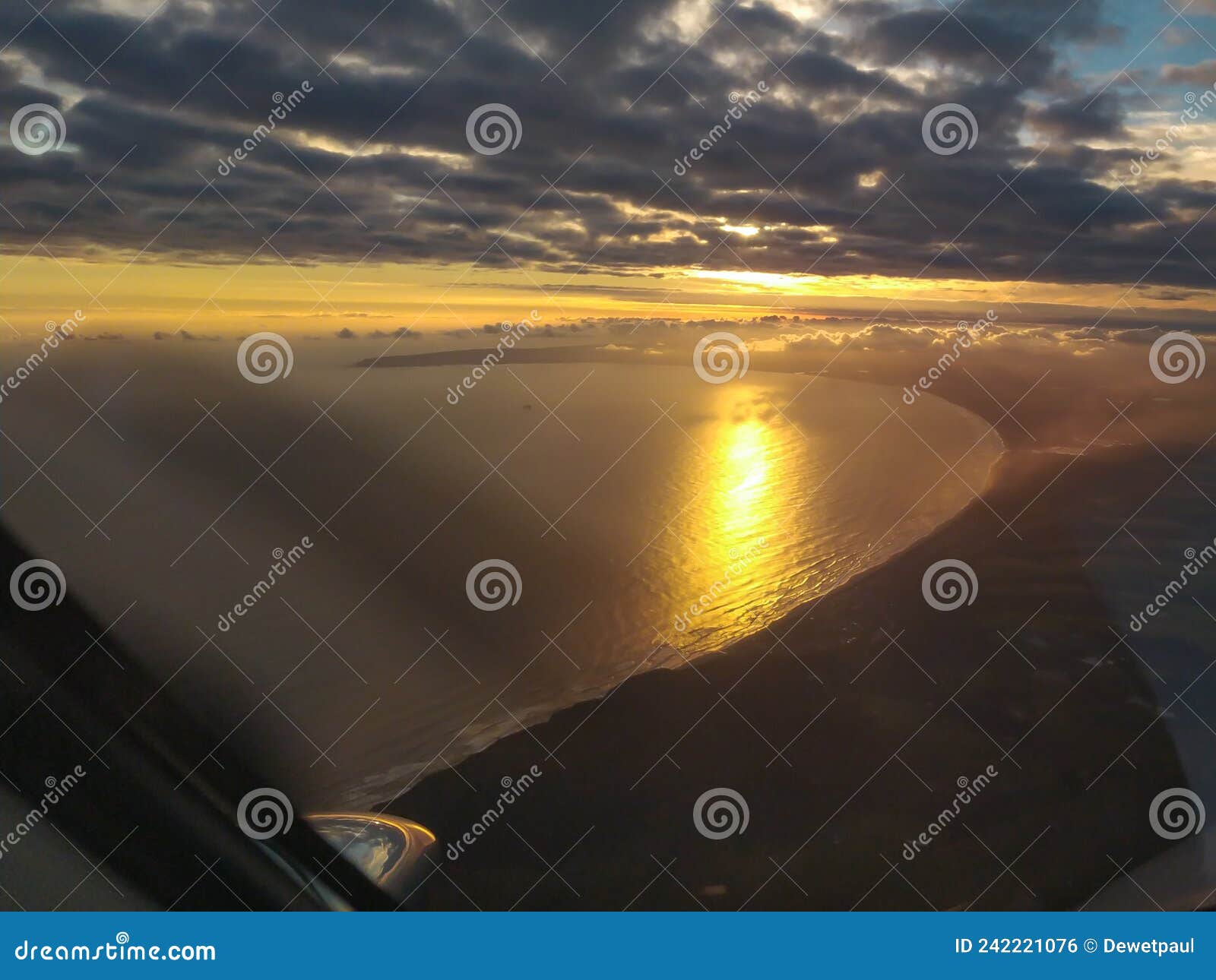 Sun Reflection from Aircraft Stock Photo - Image of morning, wave ...