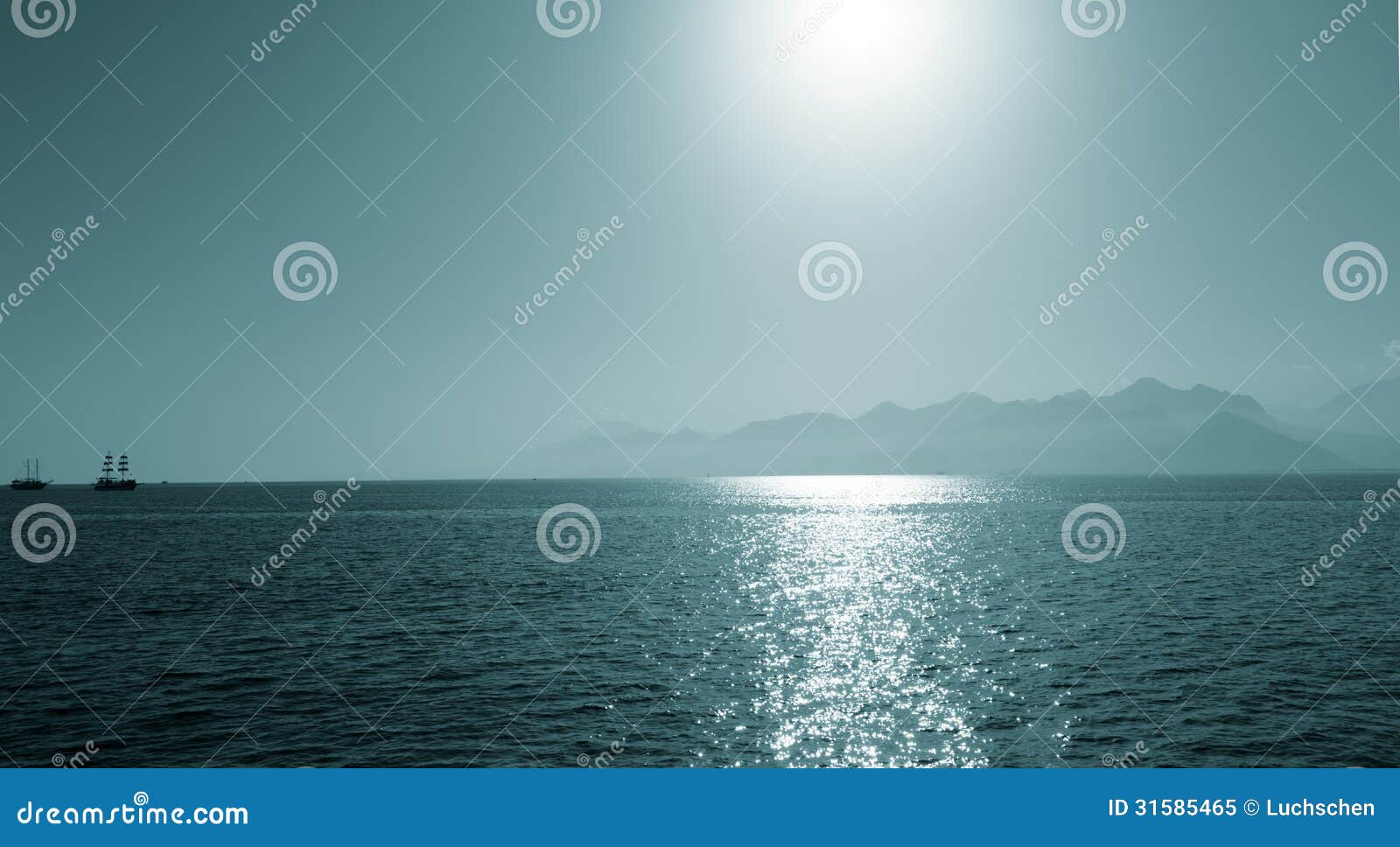 Sun Reflection in Sea Surface Stock Image - Image of shining, mist ...
