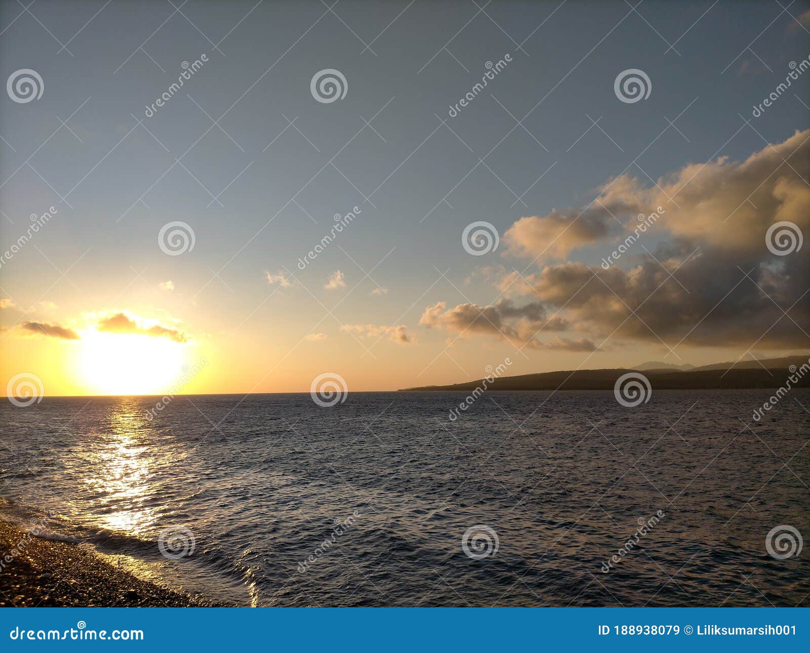 The Sun Rises in the Ocean is Very Beautiful Stock Image - Image of ...