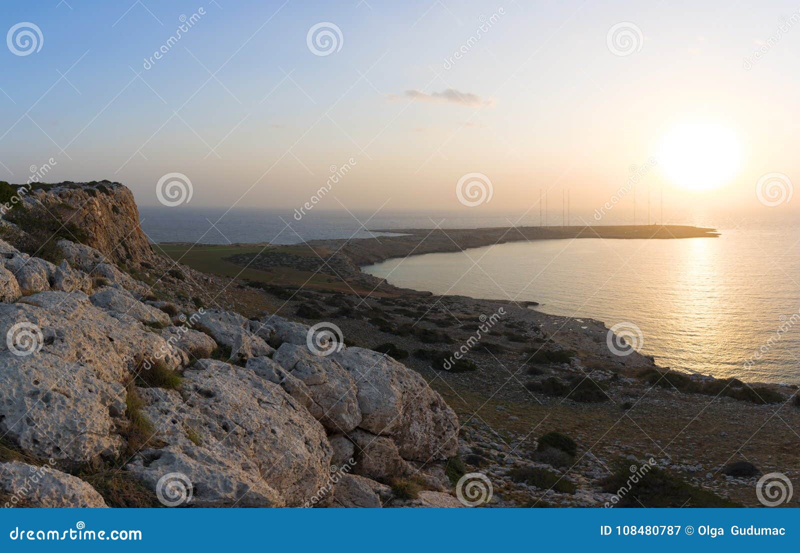 Sun Se Levant De La Mer Vue De La Taille Du Cap Greco Image stock ...