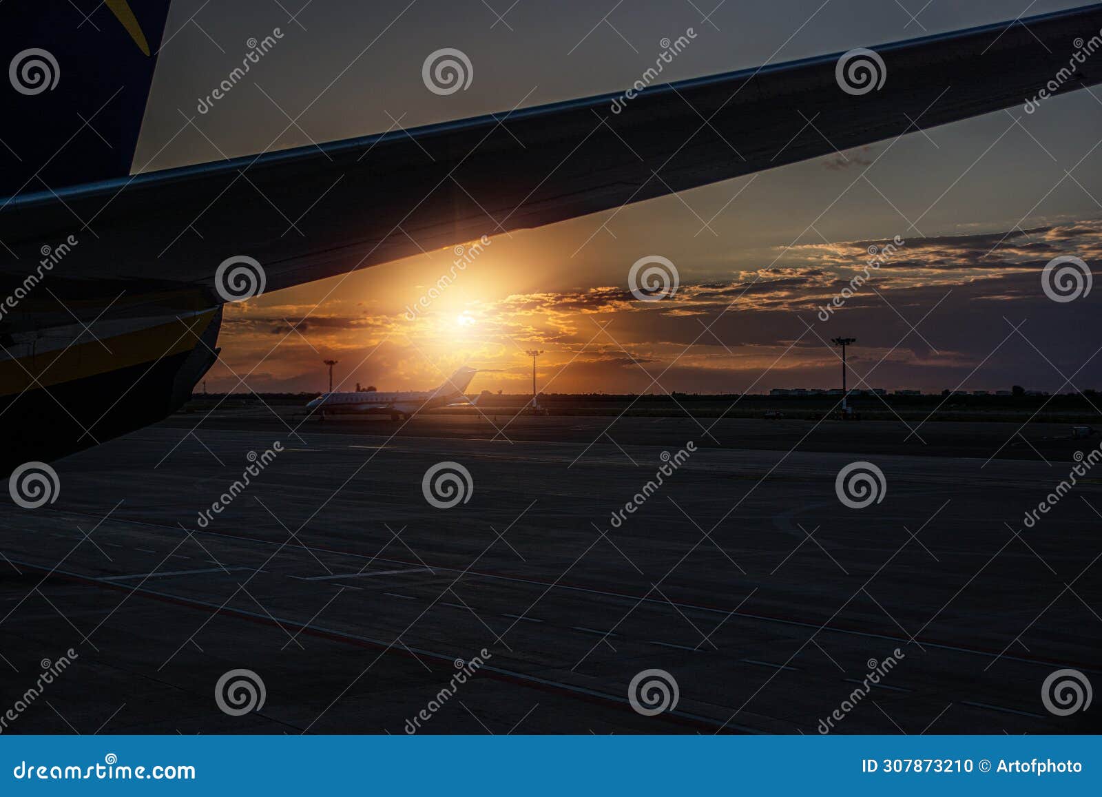 Sun Setting Behind Airplane Wing Stock Photo - Image of dusk, setting ...