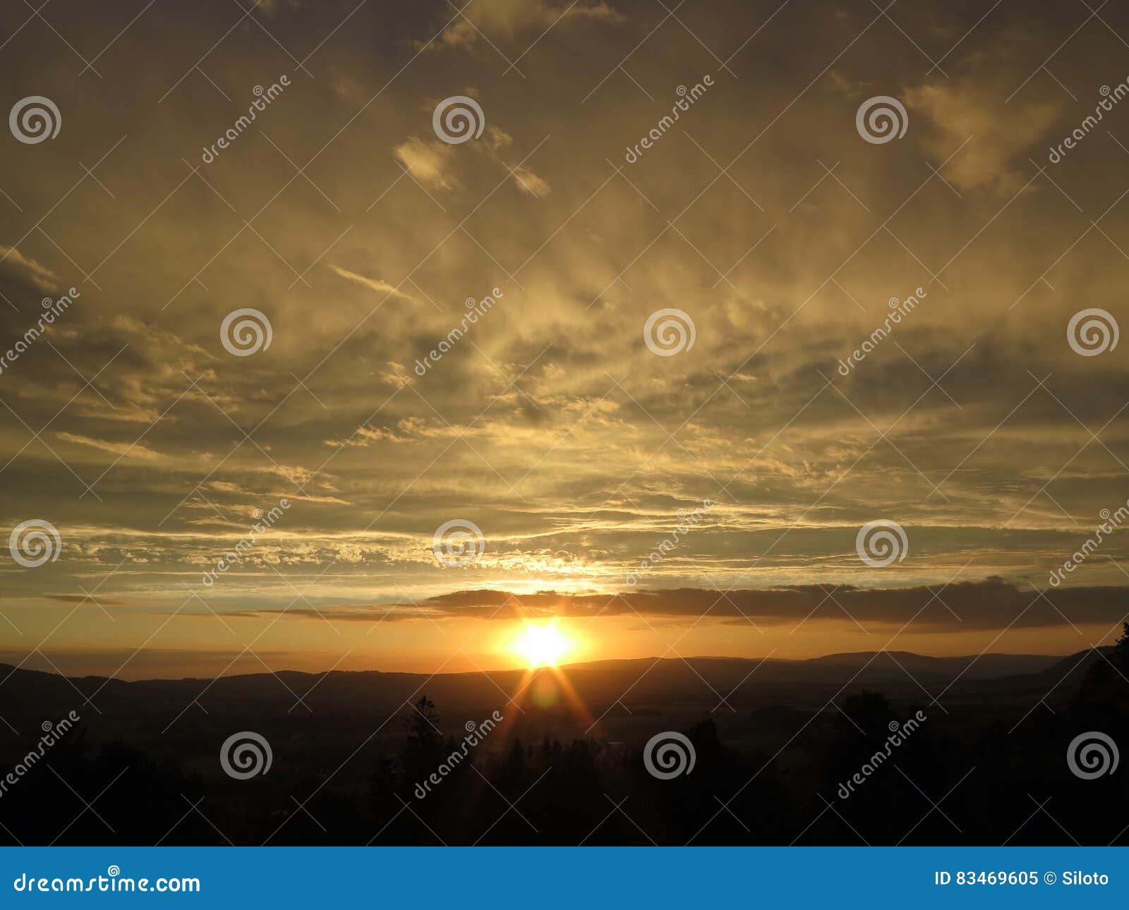 Sun Setting Over the Horizon Stock Image - Image of clouds, twilight ...