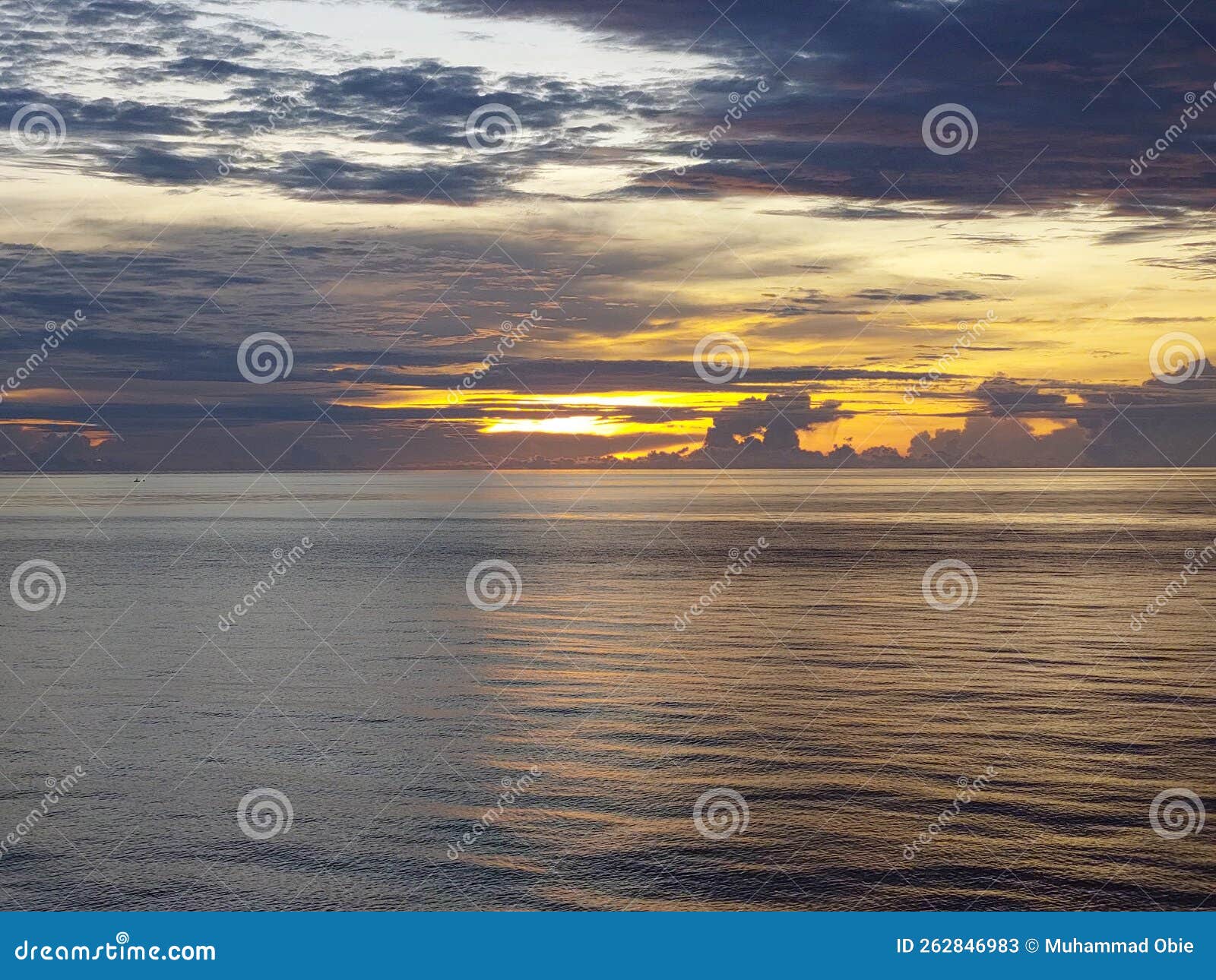 The Sun Setting Over the Water Stock Image - Image of water, setting ...