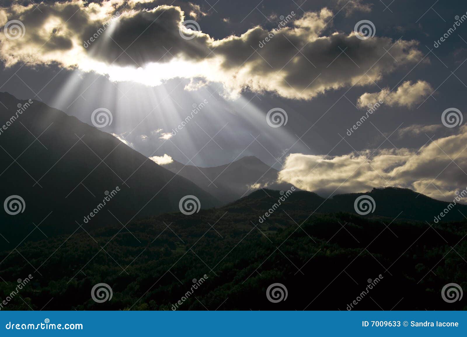 Sun-Strahlen stockbild. Bild von horizont, energie, draussen - 7009633