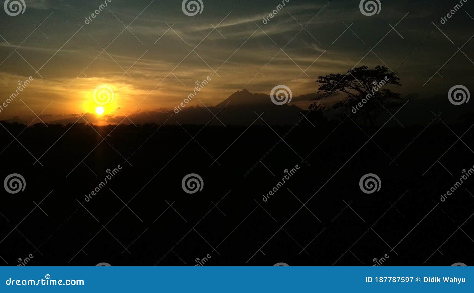 A Sun that Will Set with a Beautiful Beam of Light Stock Image - Image ...