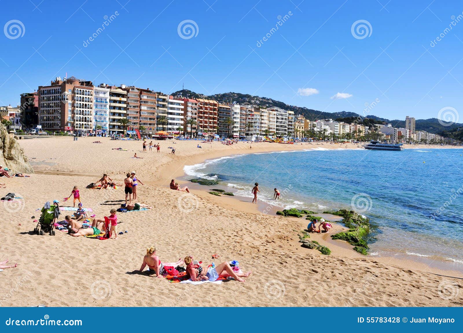 Sunbathers Bij Platja DE Lloret Strand in Lloret De Mar, Spanje ...