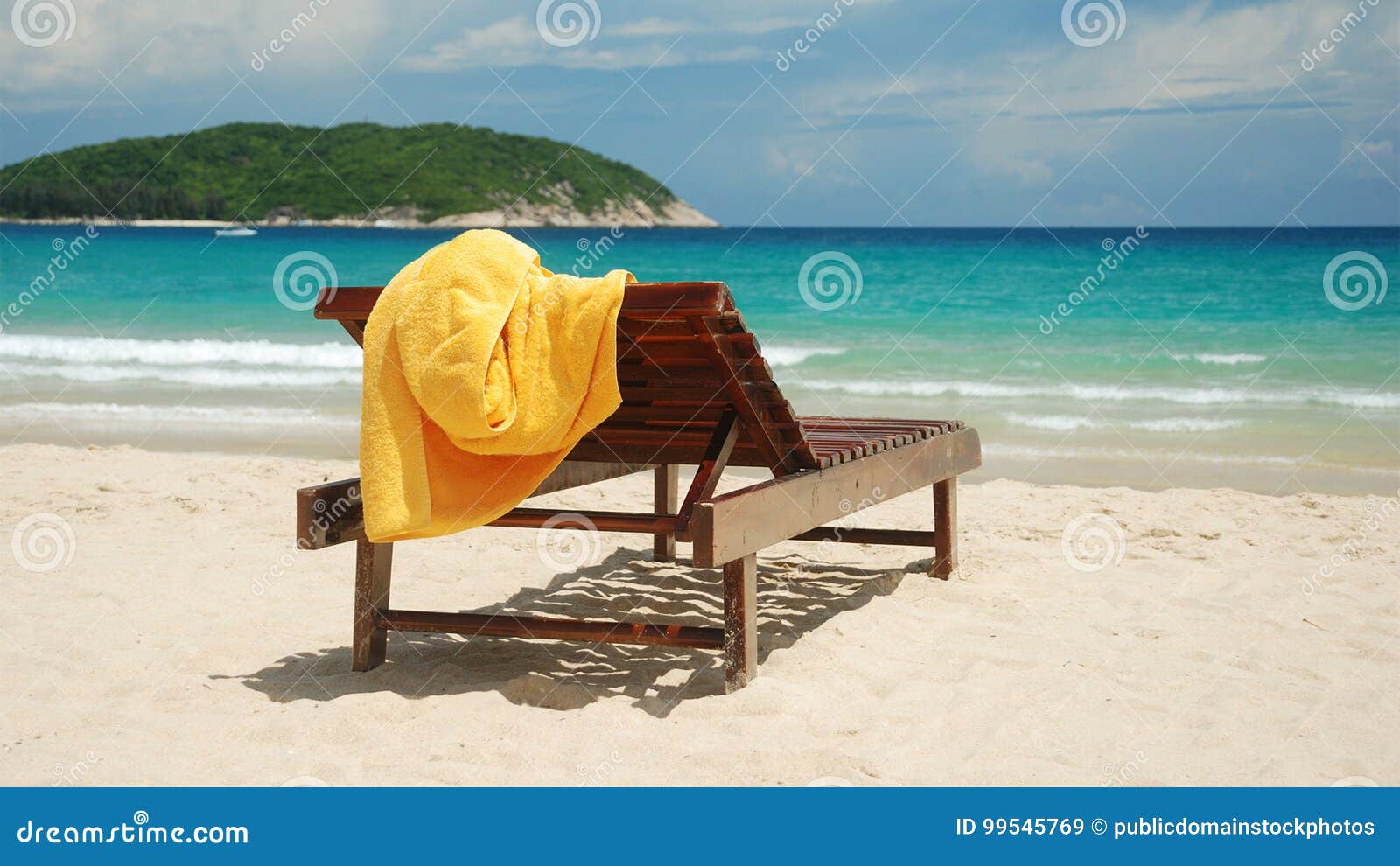 Sunbed No Sandy Beach Imagem. Imagem: 99545769