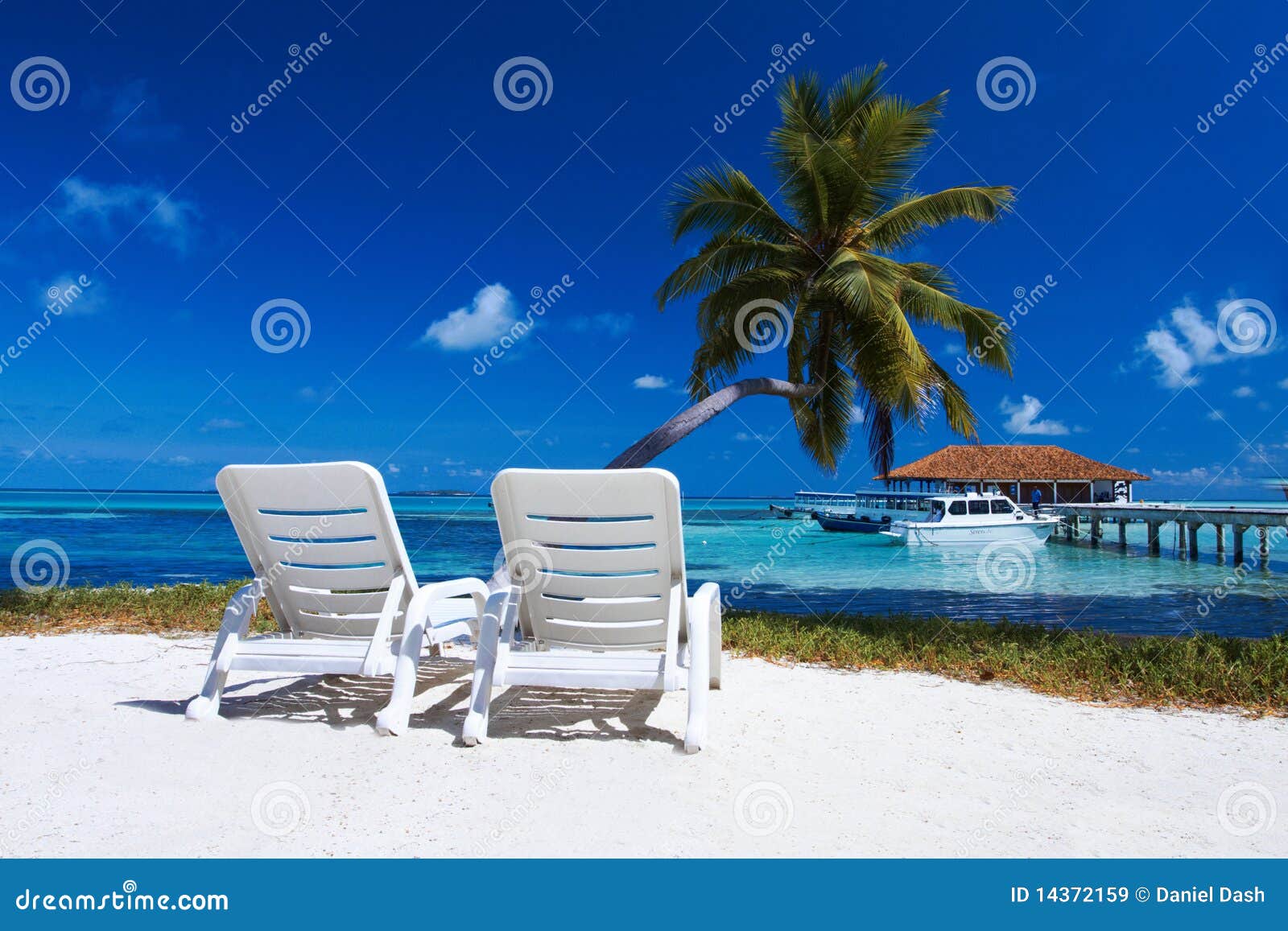 Sunbeds bij het strand stock afbeelding. Image of stil - 14372159