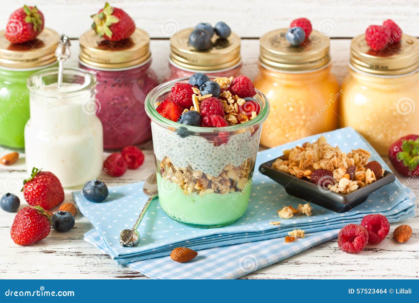 Sund mat arkivfoto. Bild av morgon, granola, organiskt - 57523464