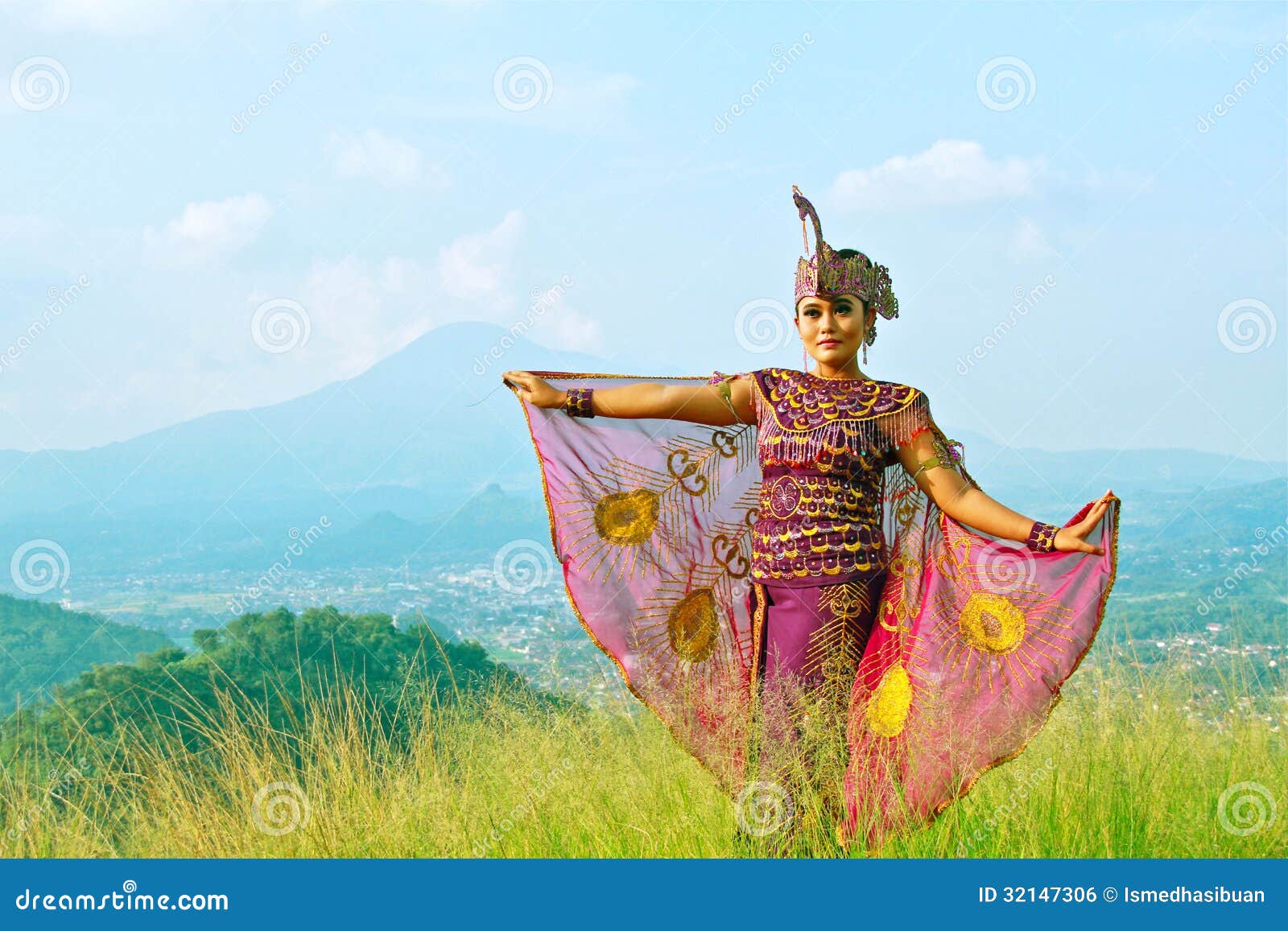 Sunda dancer editorial photo. Image of costume, woman - 32147306