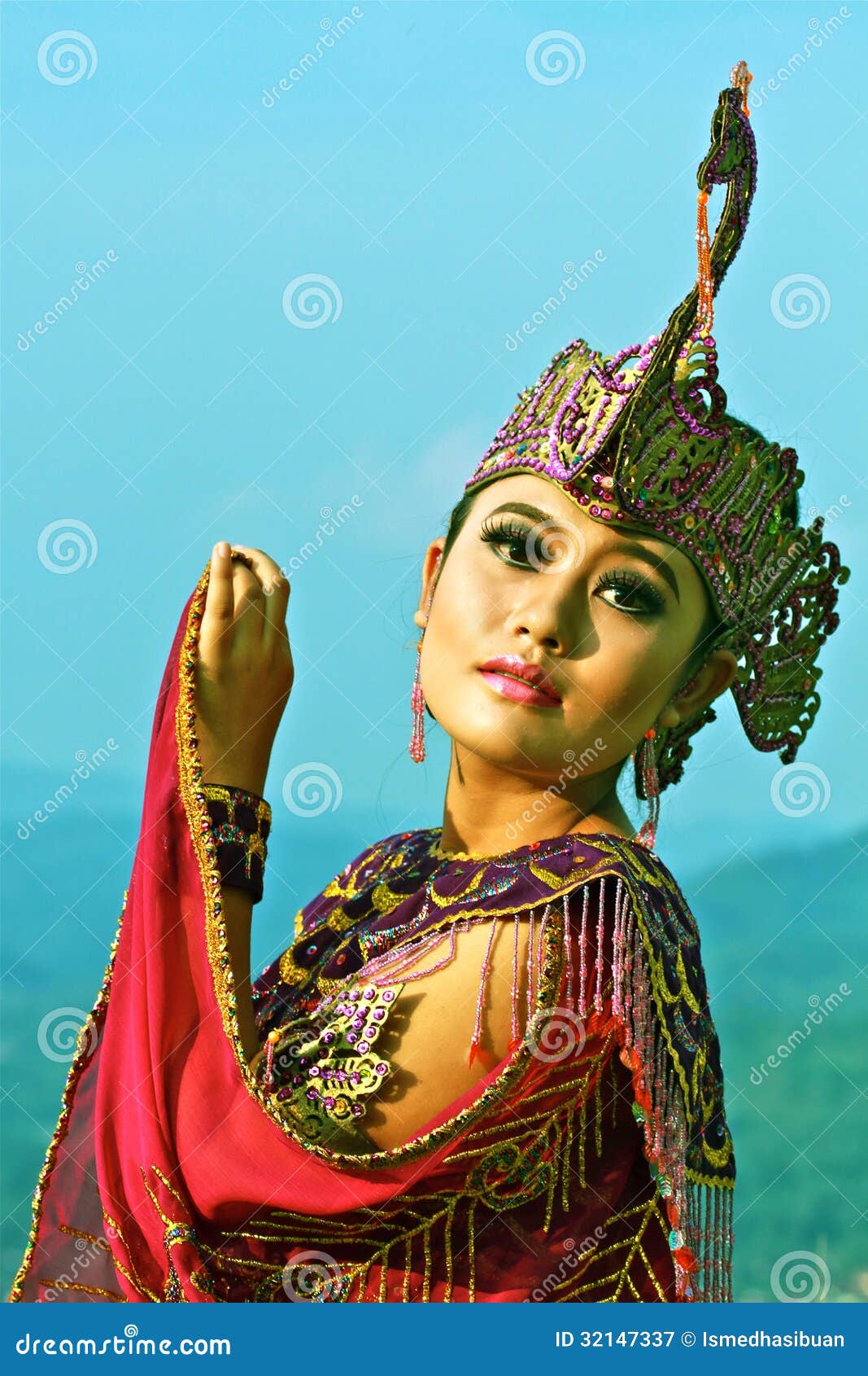 Sunda dancer editorial photography. Image of java, costume - 32147337