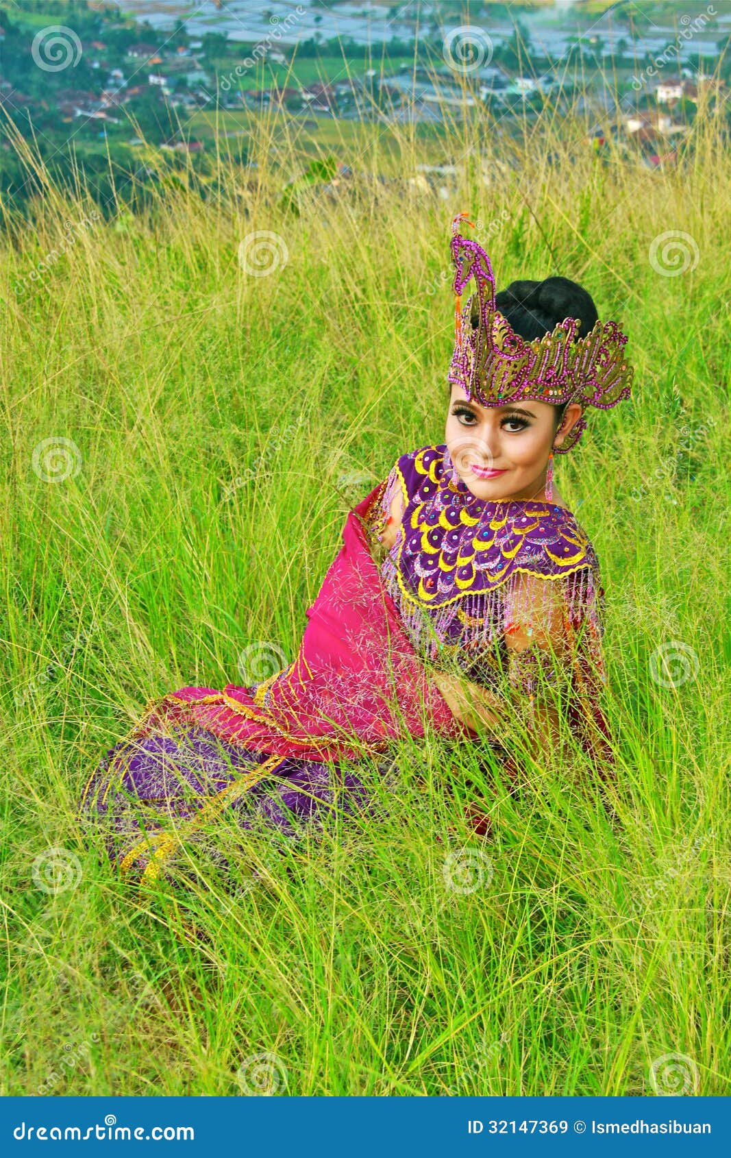 Sunda dancer editorial stock image. Image of woman, costume - 32147369