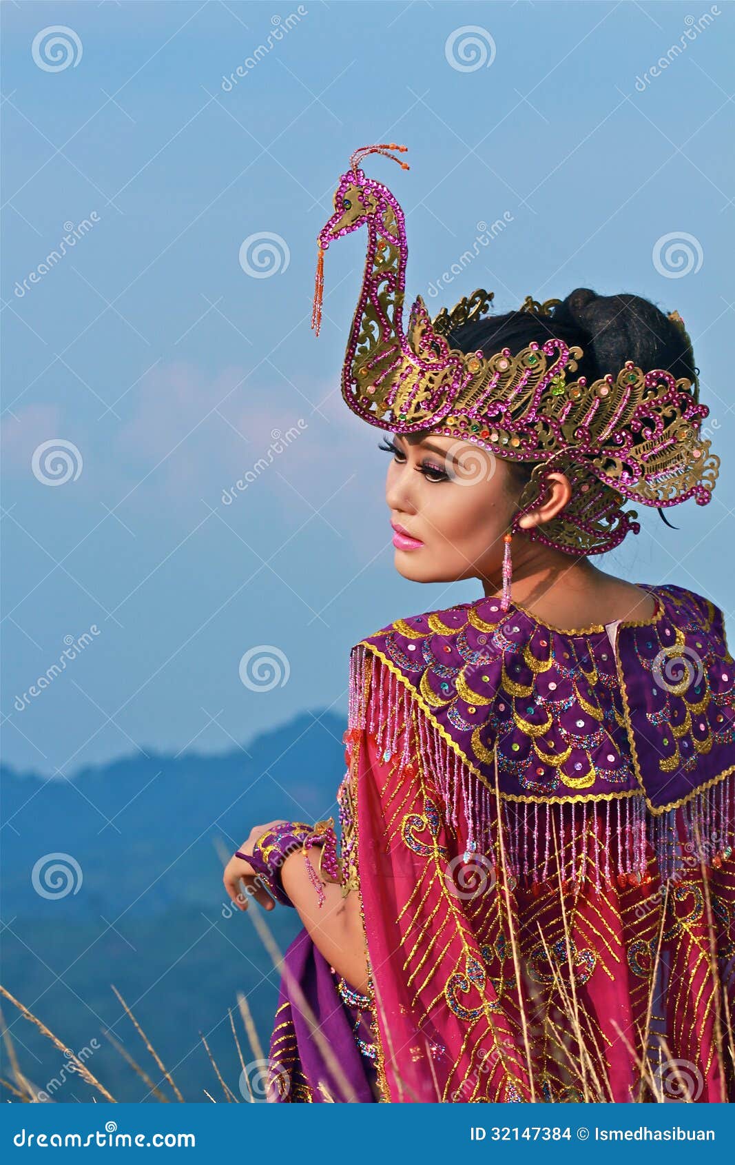 Sunda dancer editorial stock image. Image of outdoor - 32147384