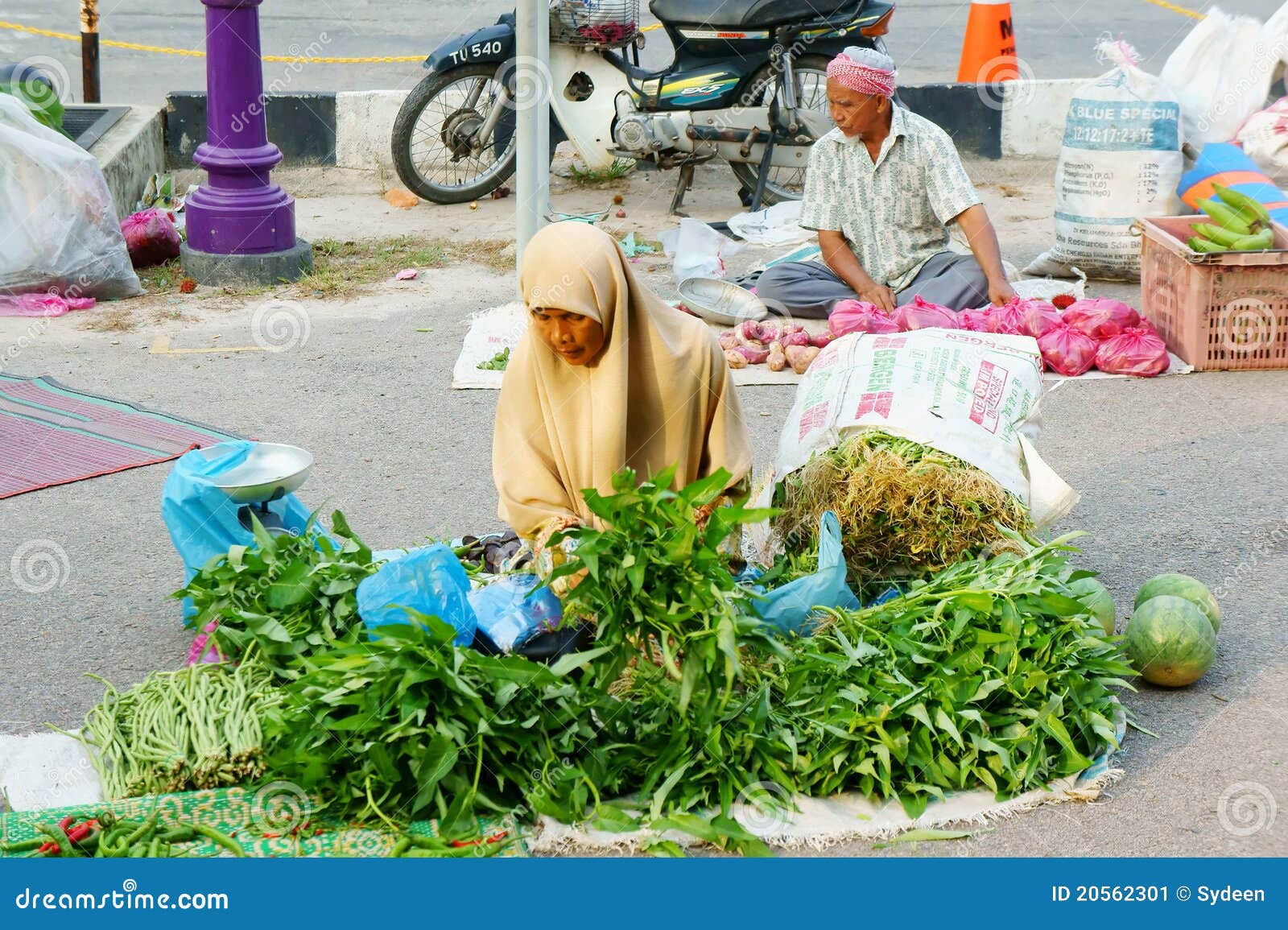 Sunday temporary market editorial photo. Image of muslim - 20562301