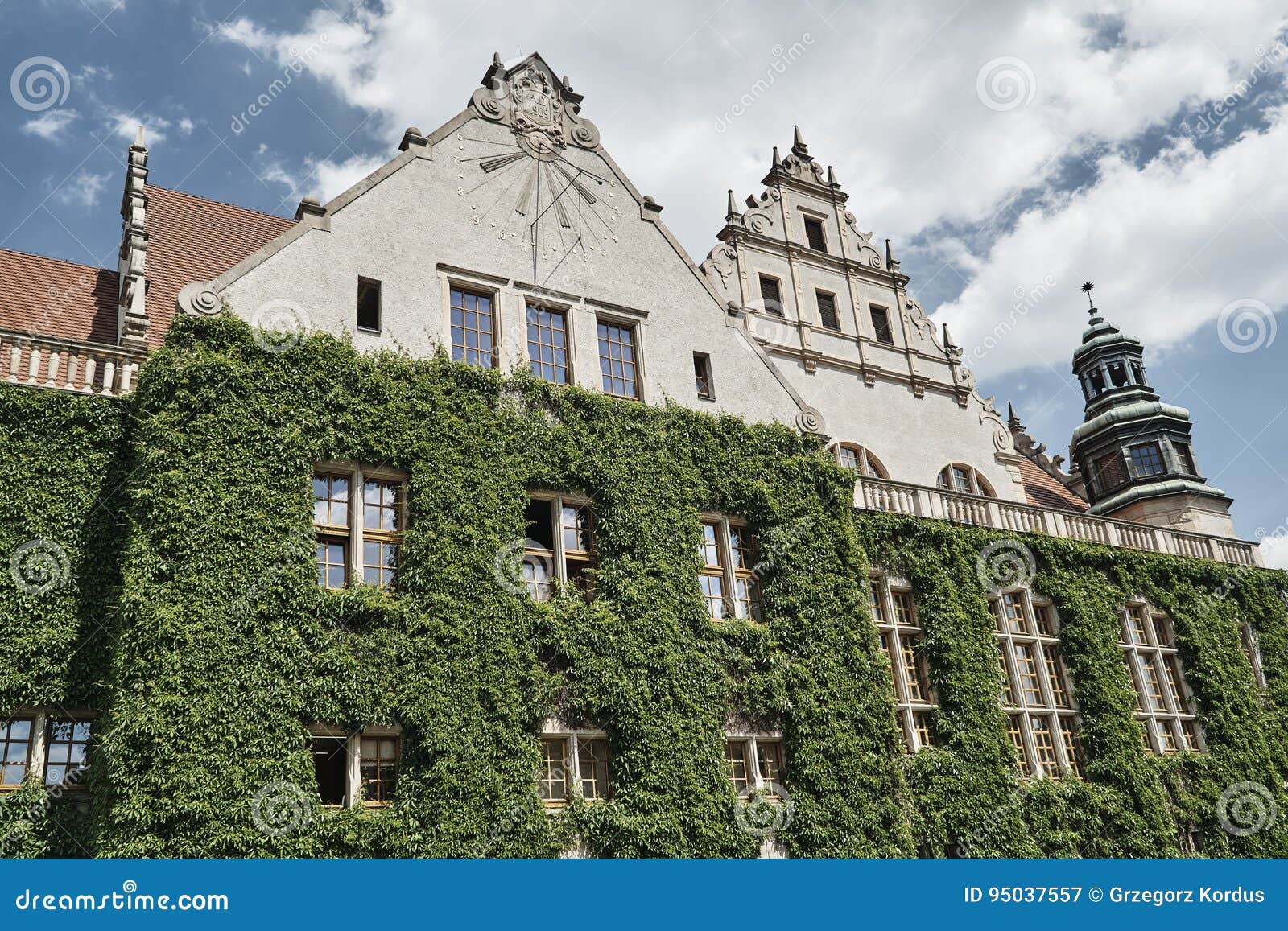 Sundial on the Wall Building Stock Image - Image of wall, poland: 95037557