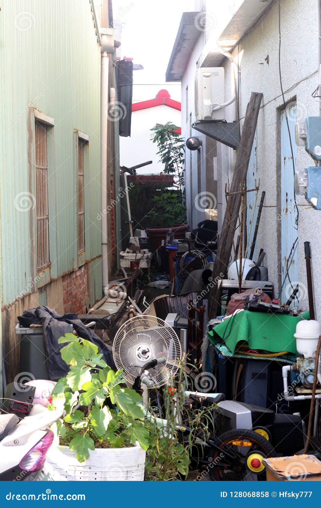 Sundries fotografia stock. Immagine di sudicio, fiori - 128068858