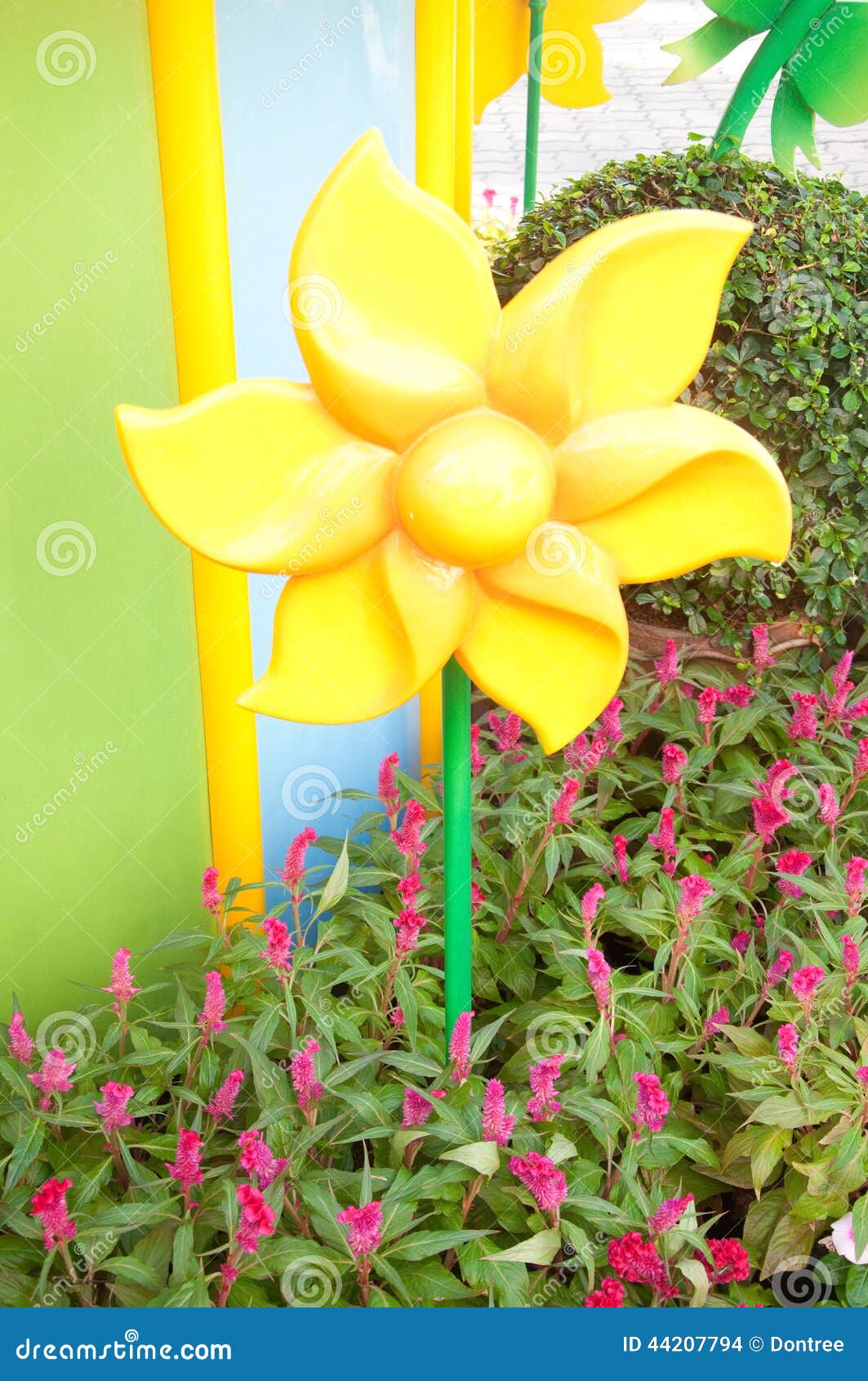 Sunflower Statues in Garden Stock Photo - Image of circle, flower: 44207794