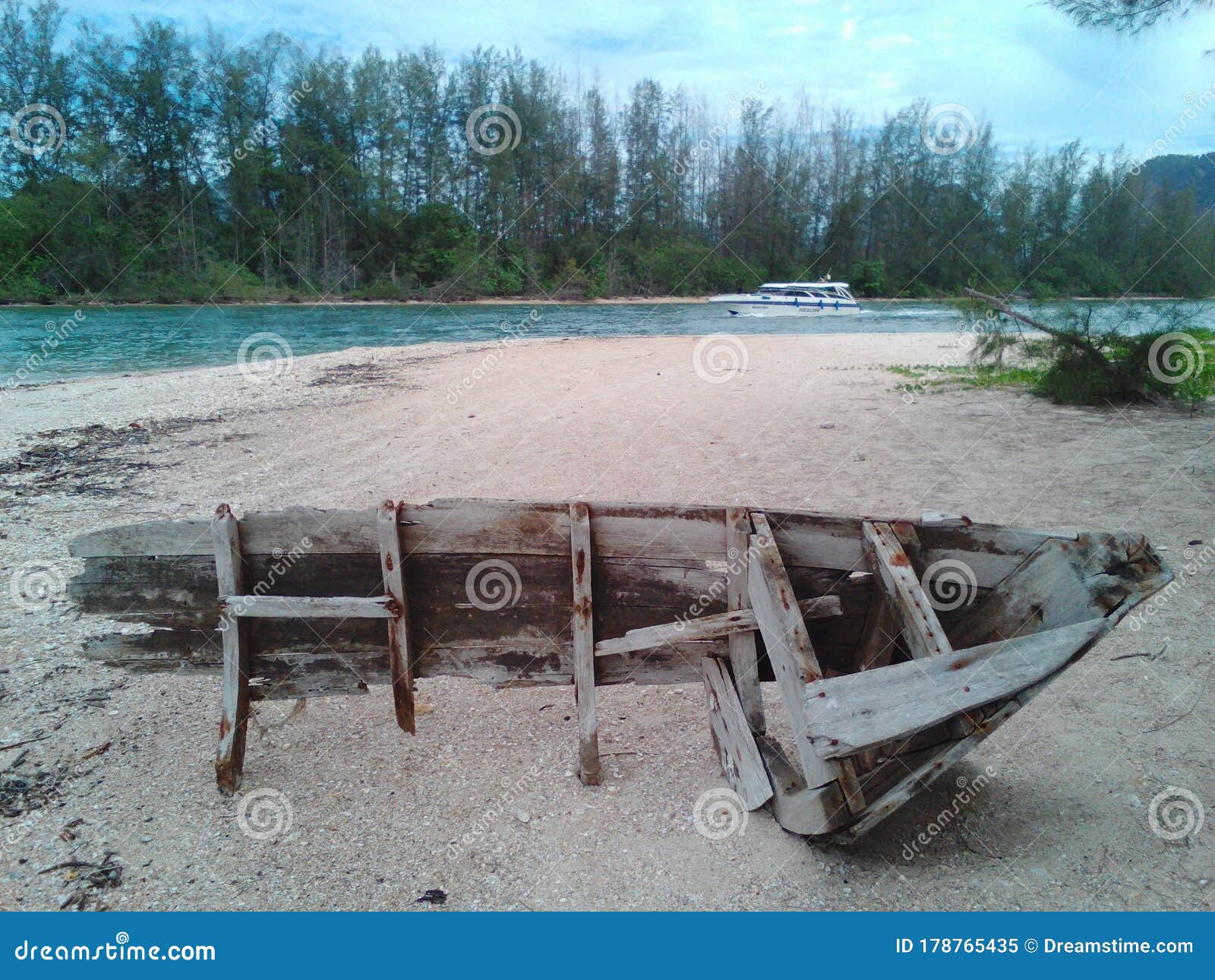 Sunken boad editorial image. Image of beach, exifjpeg420 - 178765435