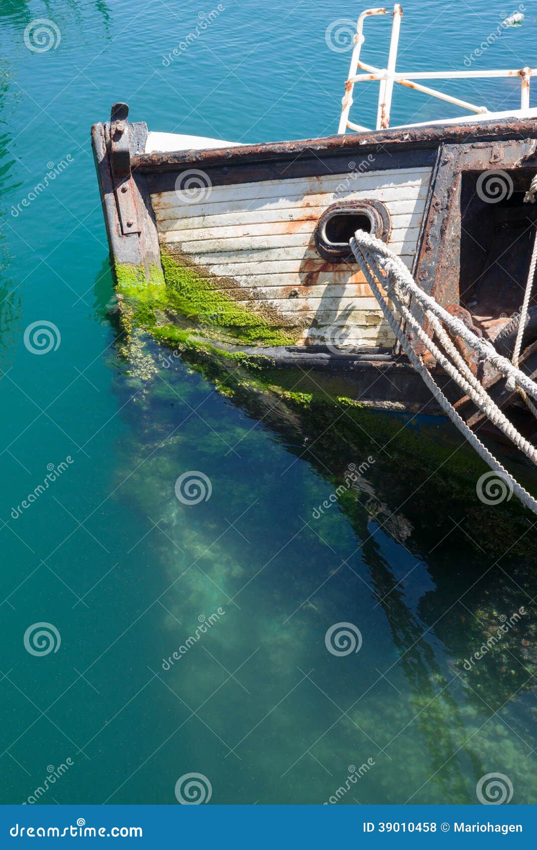 Sunken Boat Stock Photo | CartoonDealer.com #39010458