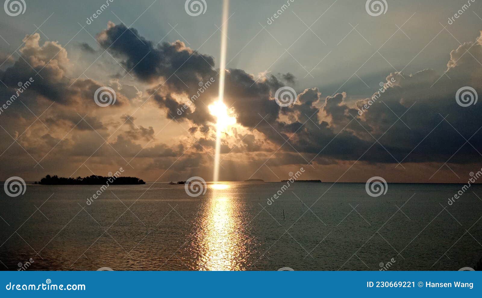 The Sunlight To Split the Sky Stock Image - Image of dusk, coast: 230669221