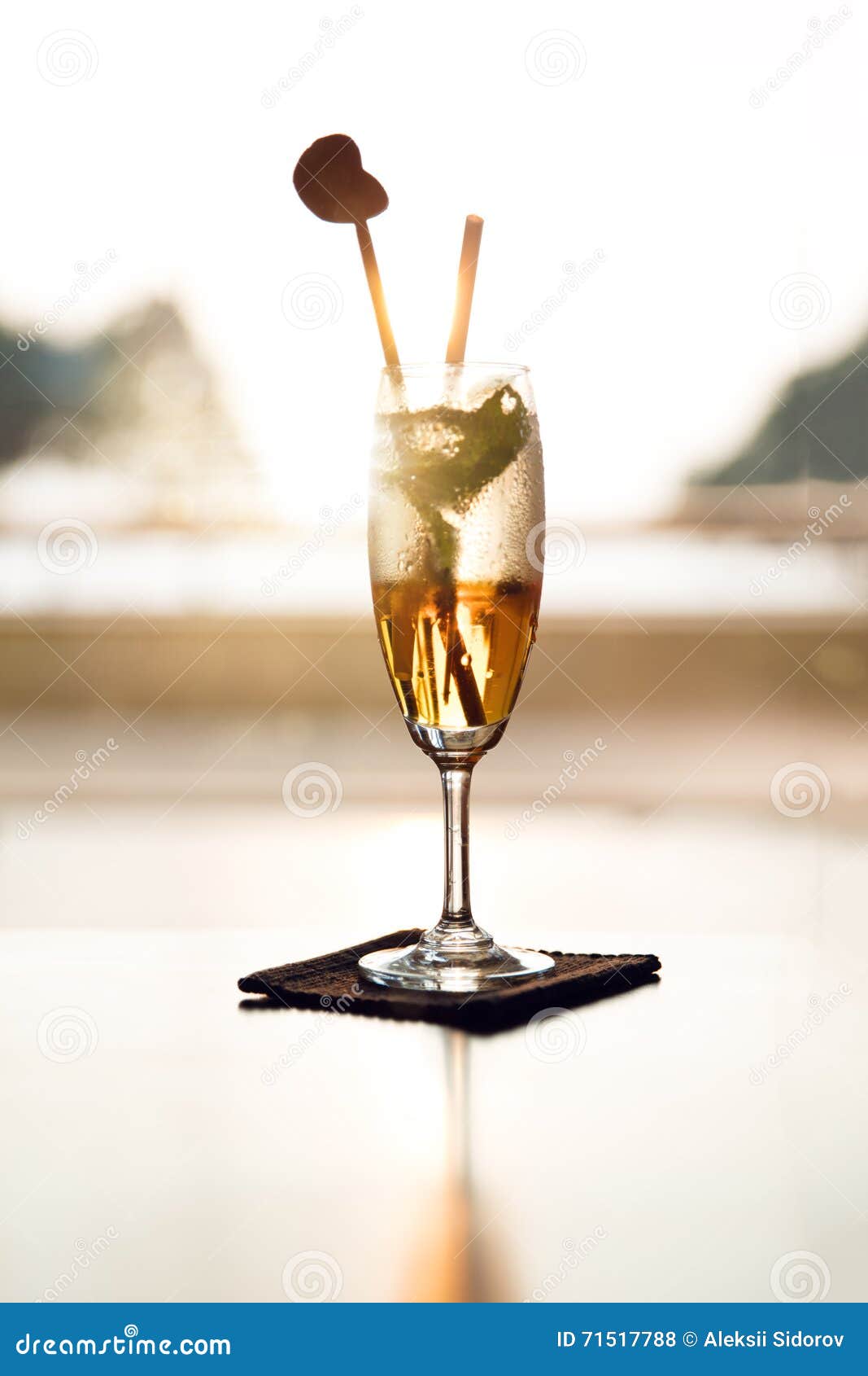 Sunny Cocktail Photo in Bar Stock Photo - Image of restaurant, mint ...