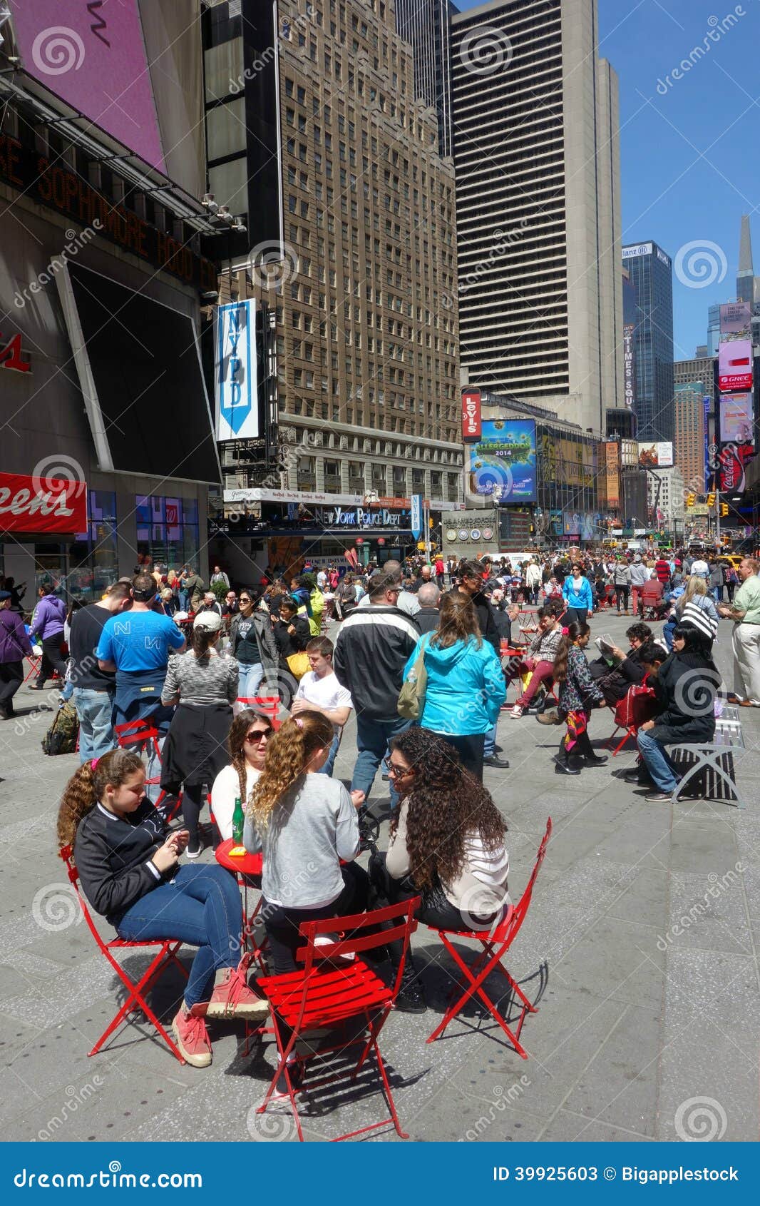 Sunny Day Dans Le Times Square Photo stock éditorial - Image du ...