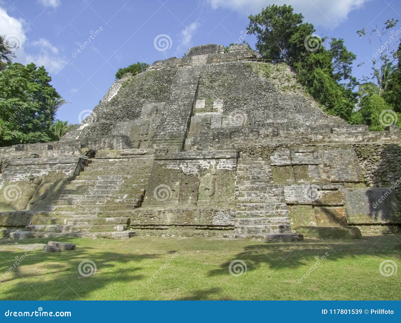 Lamanai Temple in Belize stock image. Image of tradition - 117801539