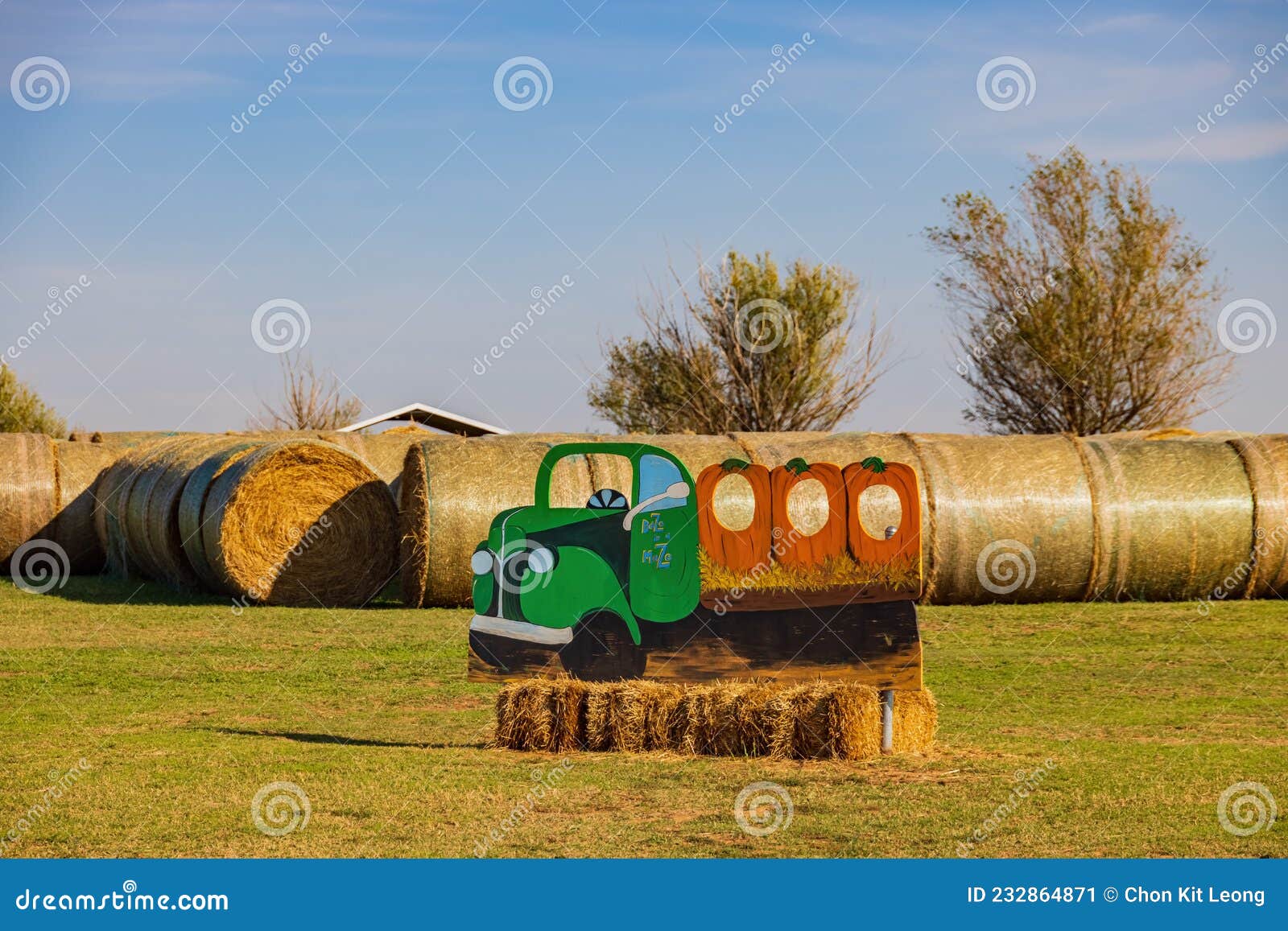 Sunny View of the Fun Daze in a Maze Editorial Photo - Image of united ...