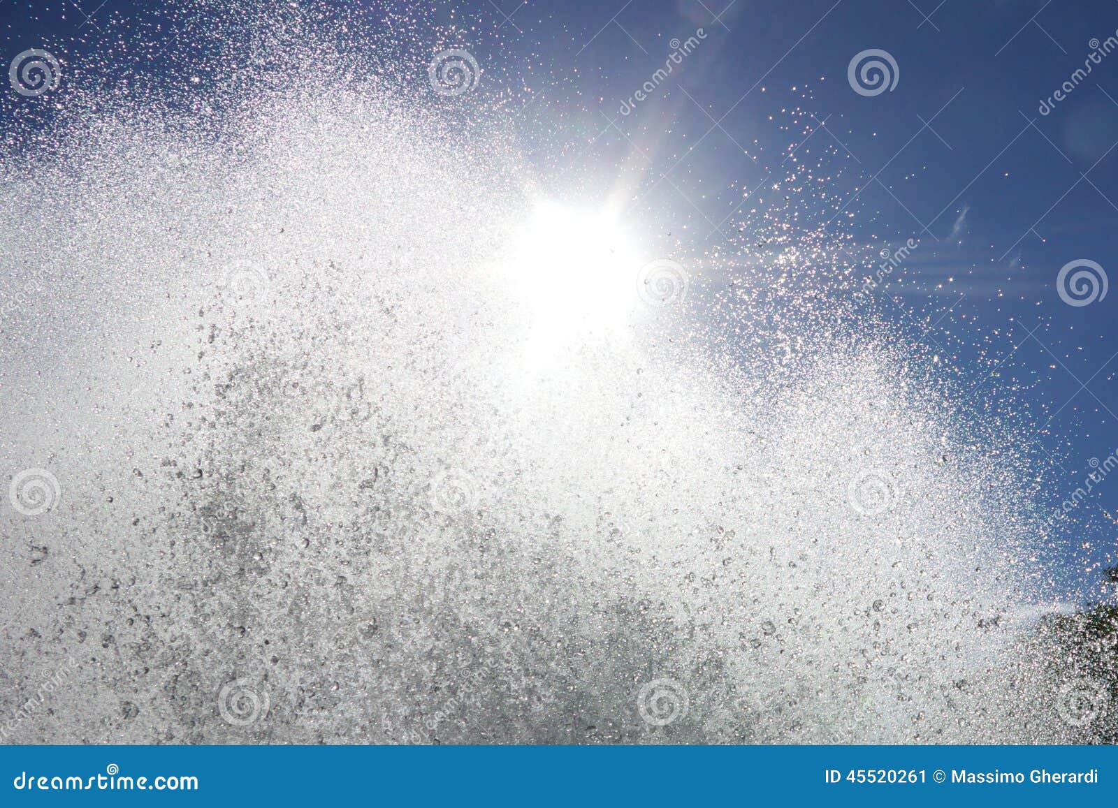 Sunny Water Splash imagen de archivo. Imagen de fresco - 45520261