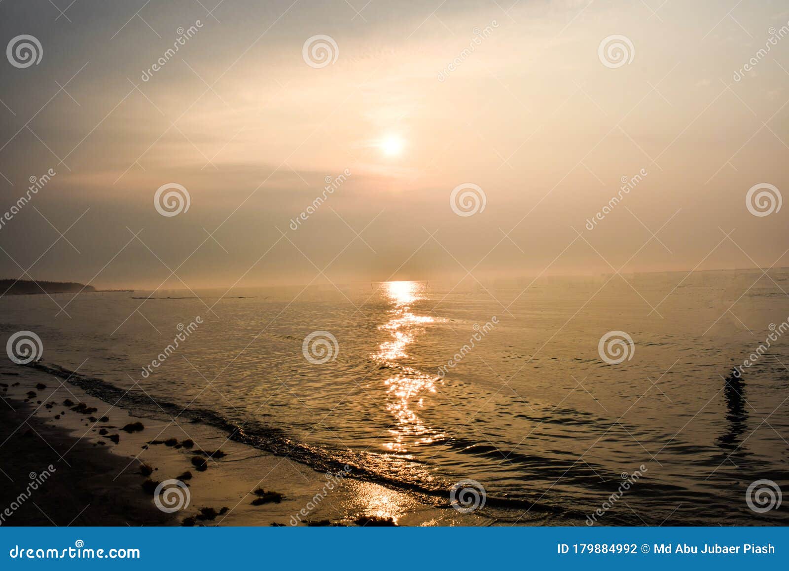 Sunrise in the Beautiful Ocean with the Suns Reflection in the Ocean ...