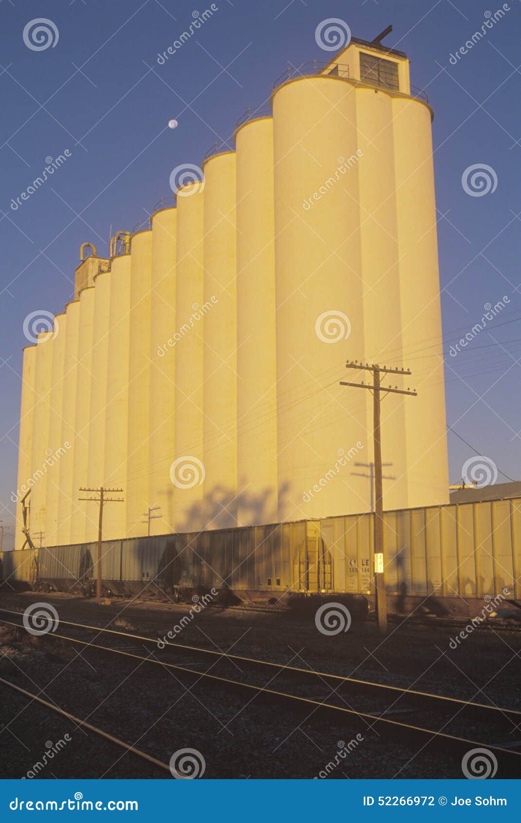 Sunrise on a Grain Silo in KS Editorial Photography - Image of silos ...