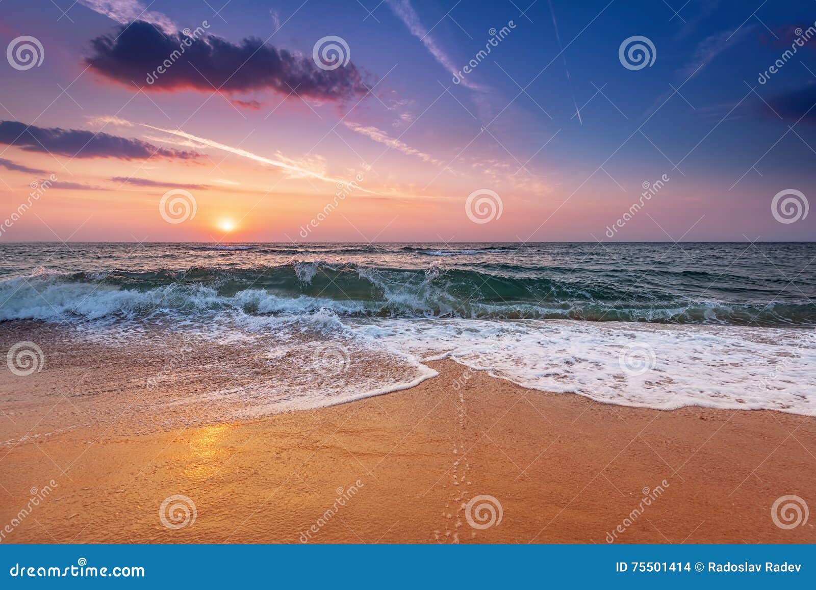 Sunrise Light on Ocean Waves. Stock Photo - Image of light, beach: 75501414