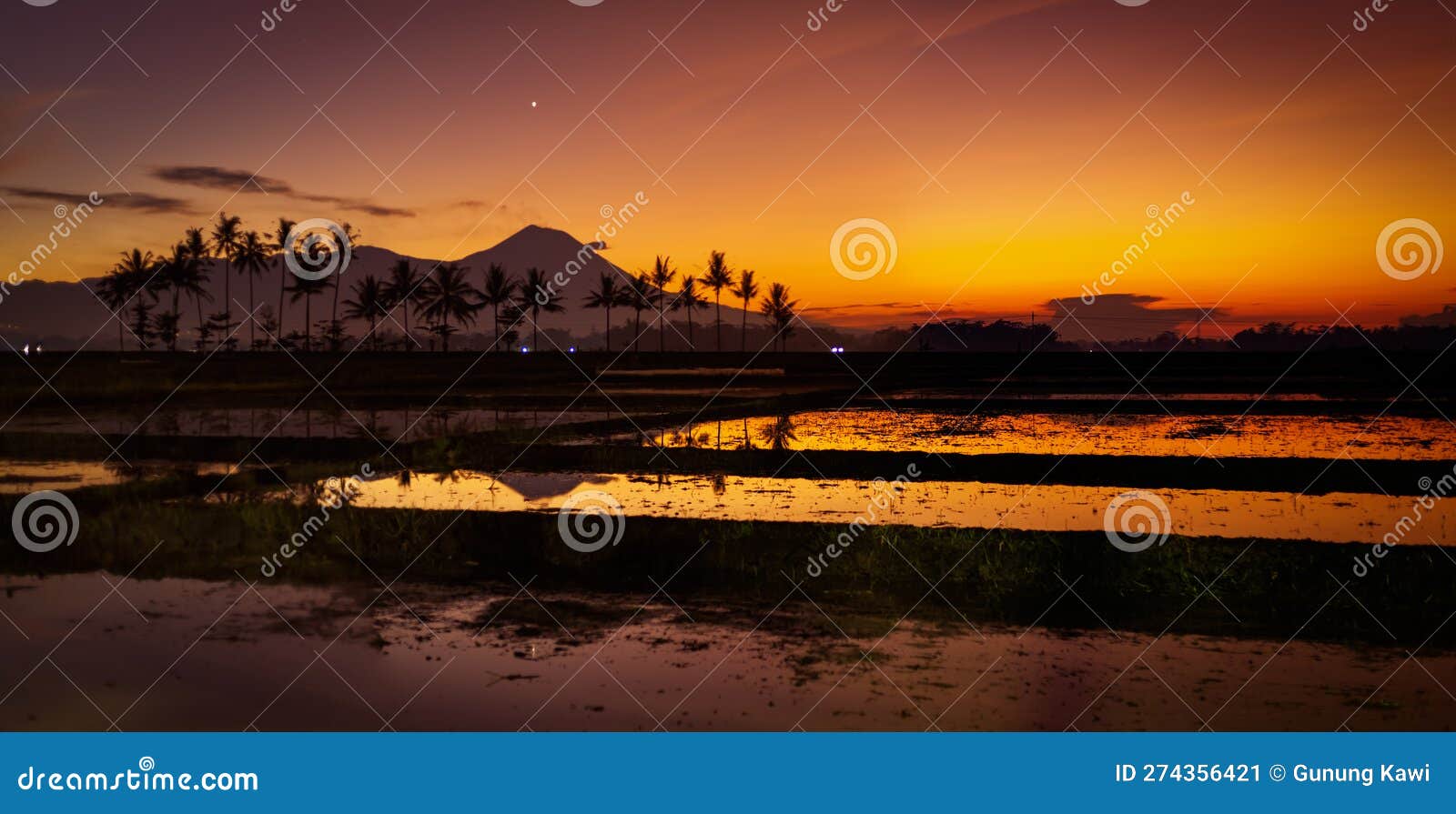 Sunrise on Mount Semeru stock image. Image of ocean - 274356421